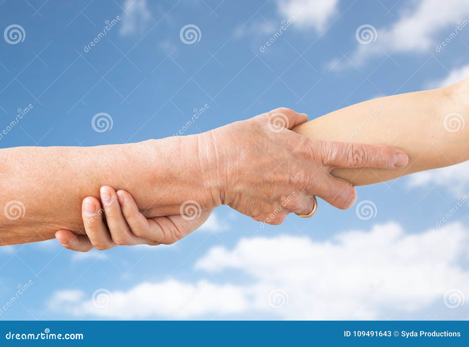 Chiuda Su Di Tenersi Per Mano Della Giovane Donna E Dell'anziano ... Chiuda Su Di Tenersi Per Mano Della Giovane Donna E Dell'anziano ...