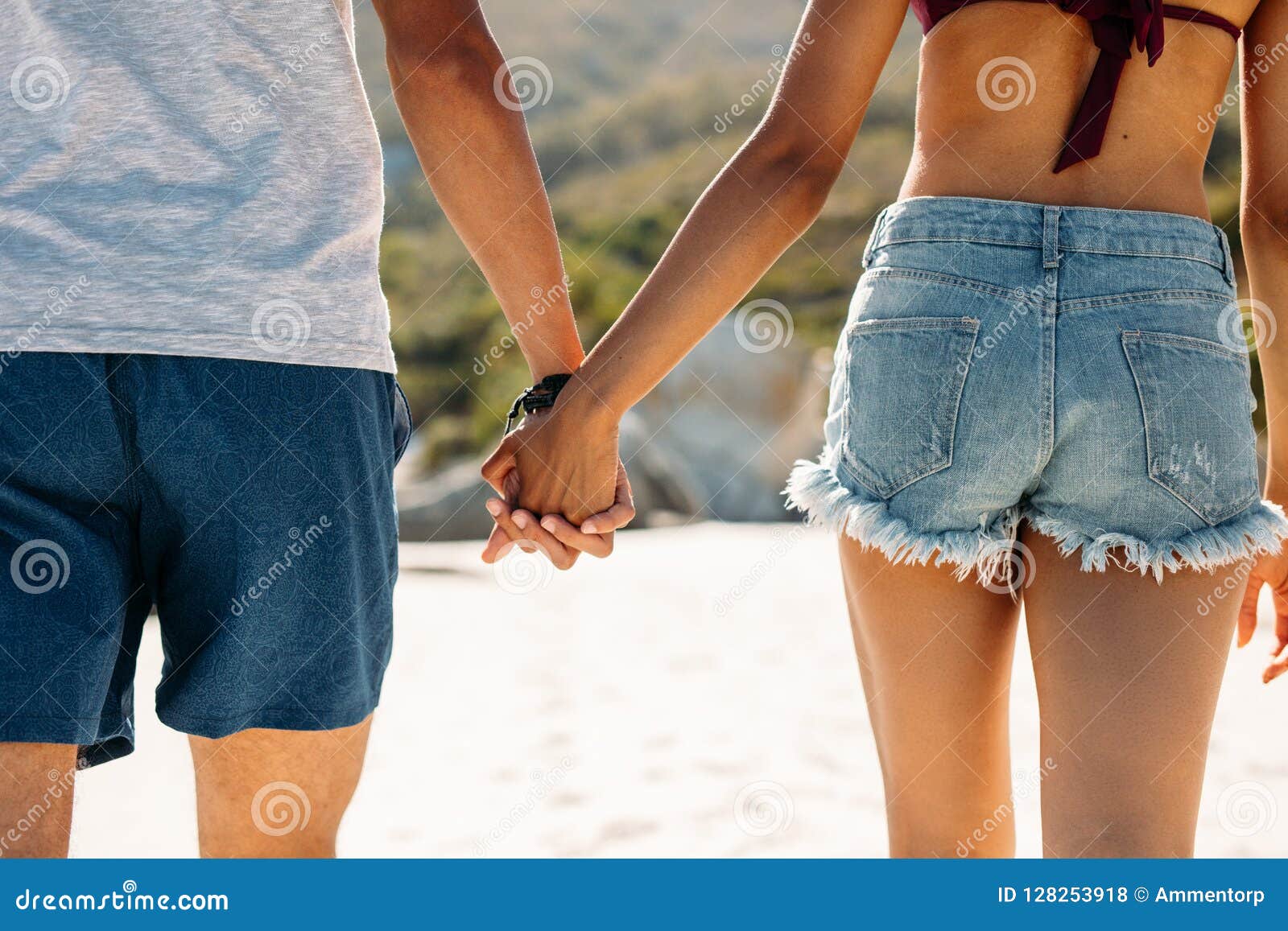 Chiuda Su Di Un Tenersi Per Mano Di Camminata Delle Coppie Su Una ... Chiuda Su Di Un Tenersi Per Mano Di Camminata Delle Coppie Su Una ...