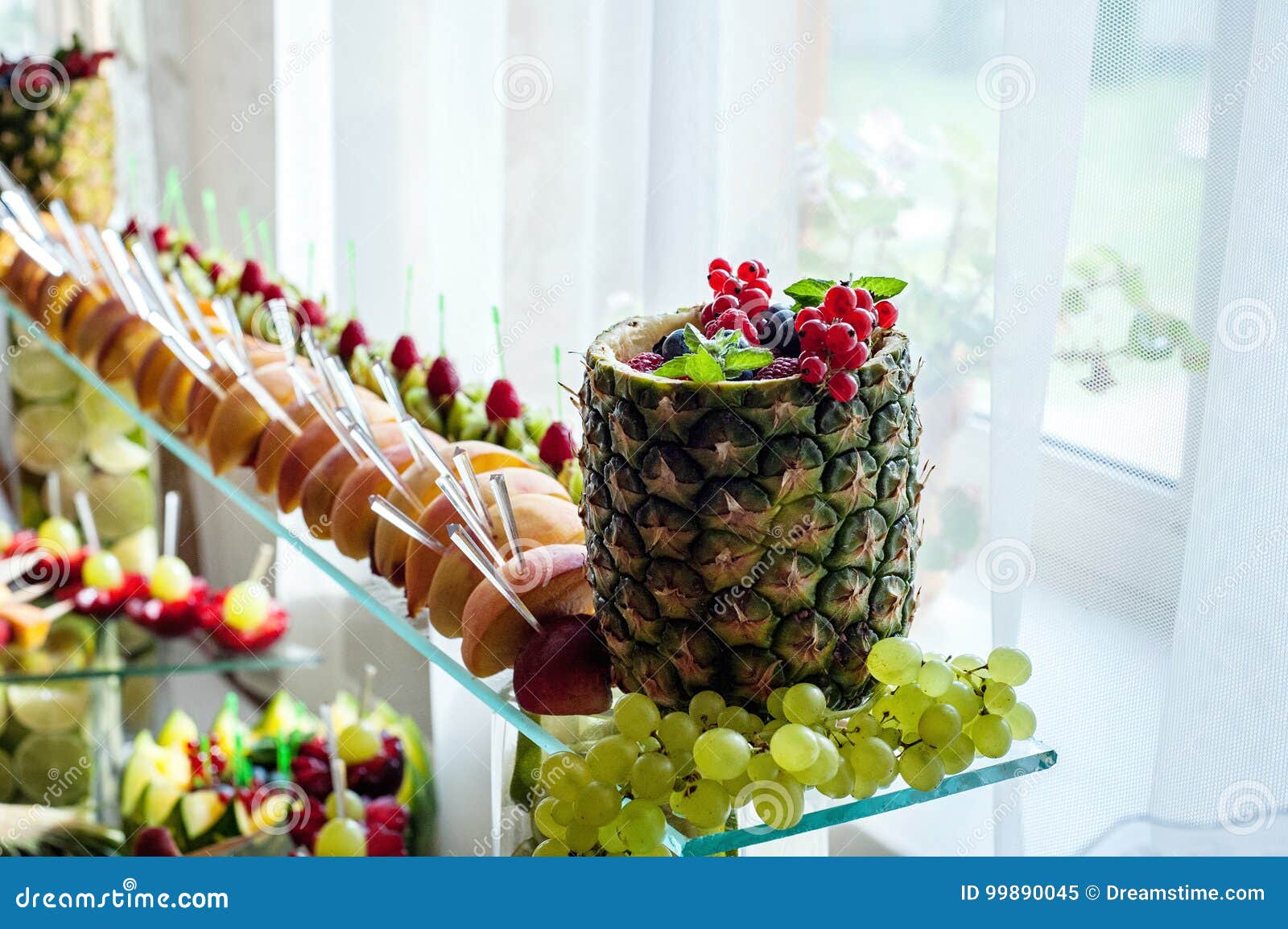 Chiuda Su Di Una Frutta Fresca Su Un Buffet Immagine Stock - Immagine ...