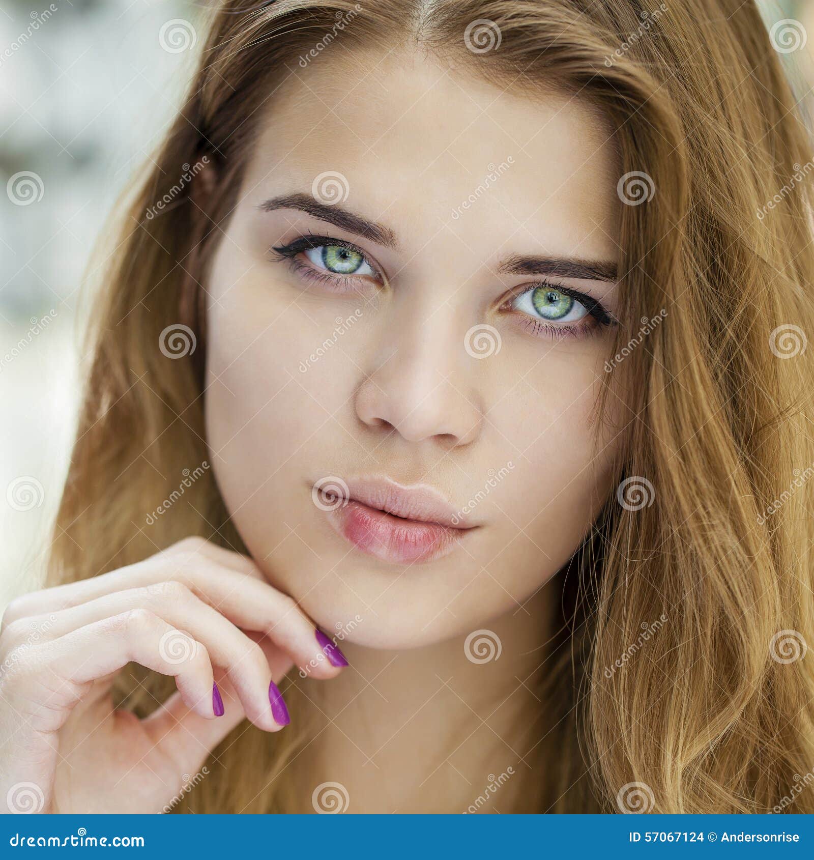 Chiuda Sul Ritratto Di Bella Ragazza Fotografia Stock - Immagine di ...