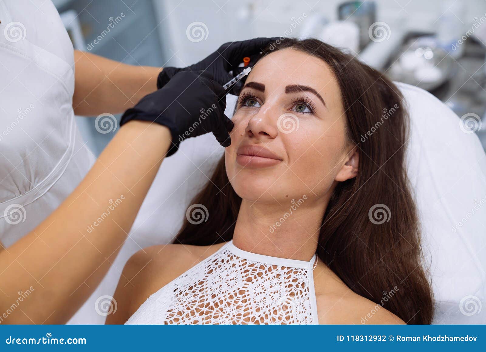 Chiuda Sulle Belle Mani Femminili Del ` S Del Cosmetologo E Del Fronte
