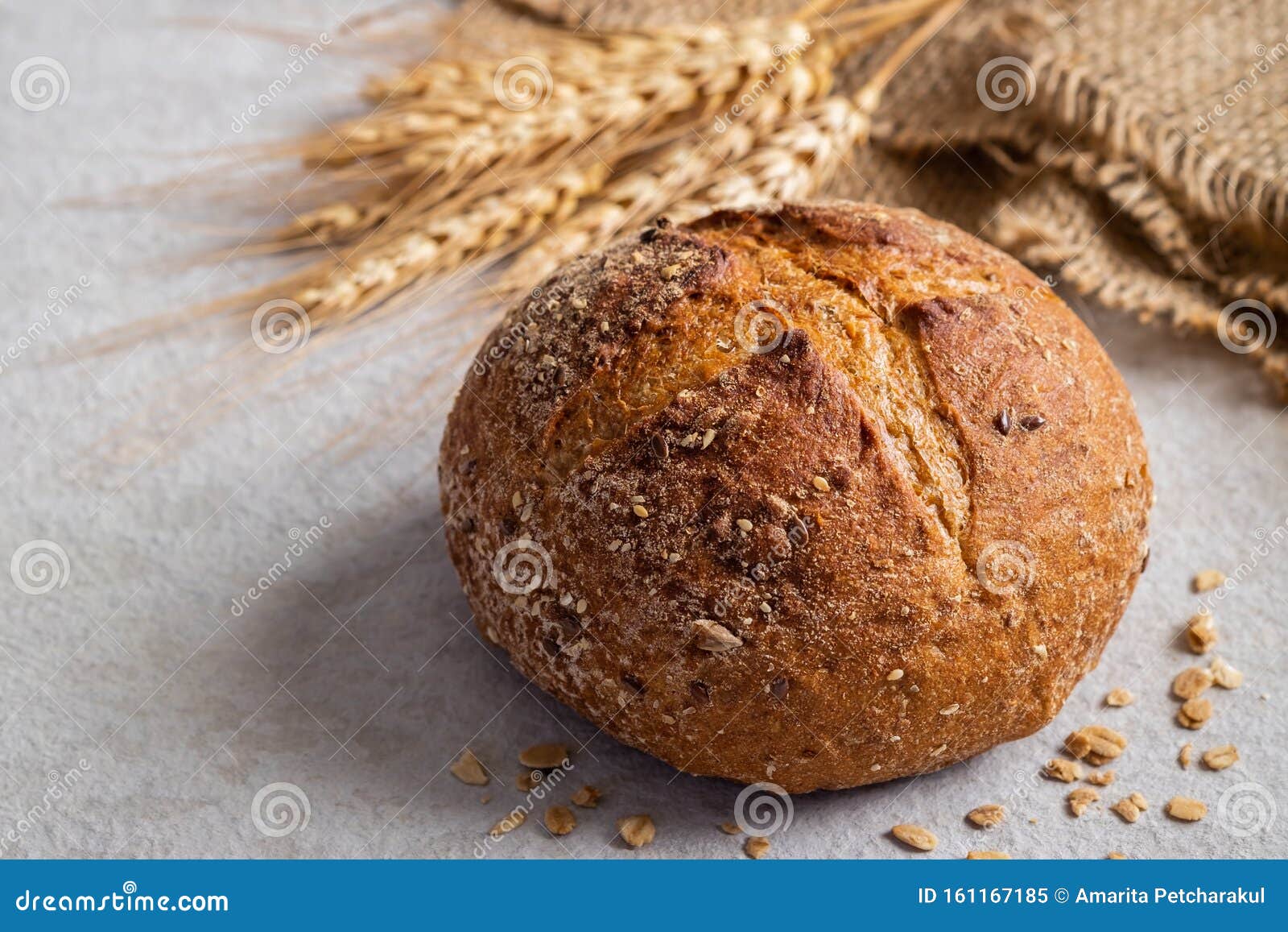 Chleb I Ucho Pszenne Na Stole Obraz Stock - Obraz złożonej z naturalny ...