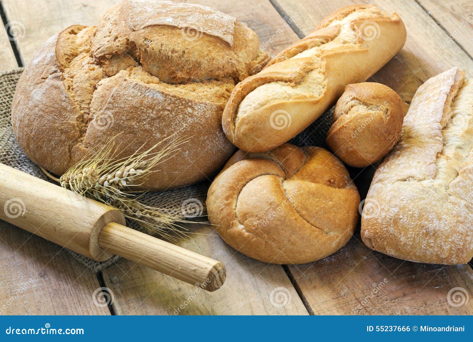 Chleby zdjęcie stock. Obraz złożonej z gastronomia, smakosz - 55237666