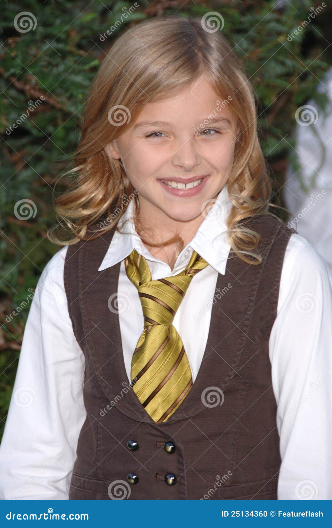 Chloe Moretz editorial image. Image of actress, paul - 25134360