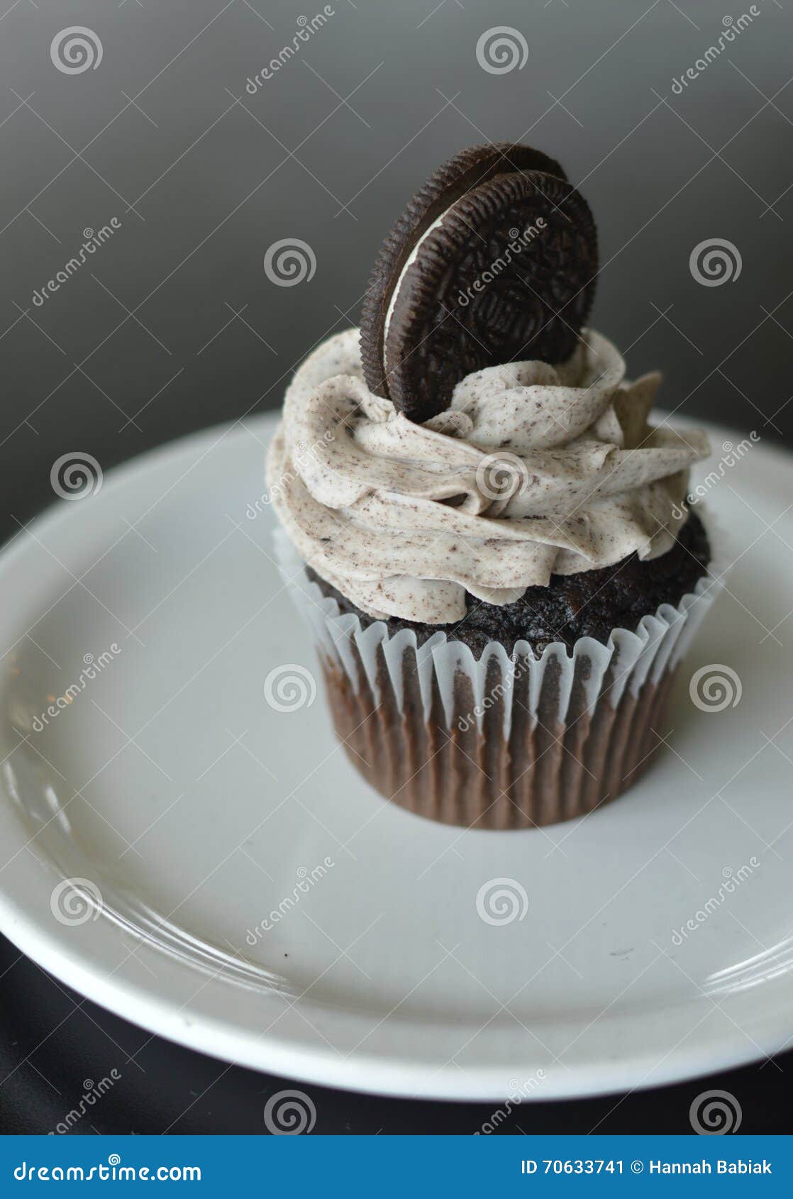 Chocolade Cupcake Met Oreo-Koekje Stock Afbeelding - Image of vorsen ...