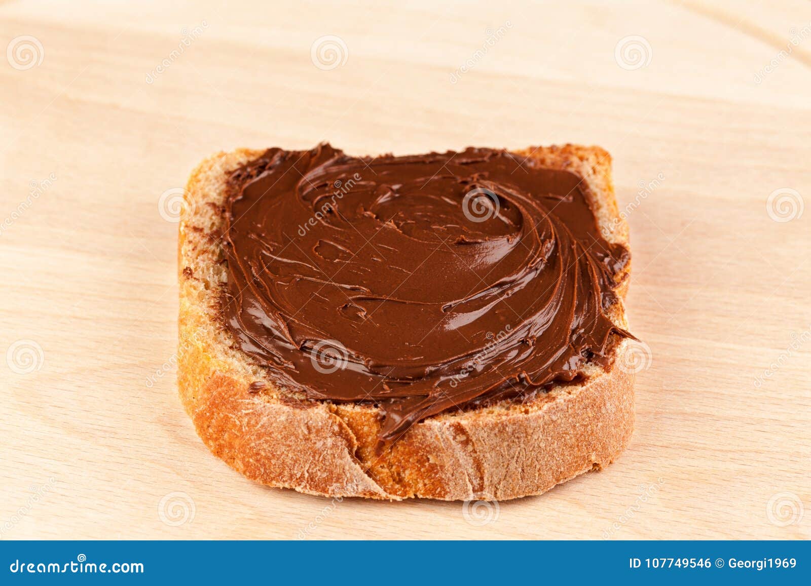 Chocolade Op Boterham Wordt Uitgespreid Die Stock Foto - Image of zoet ...