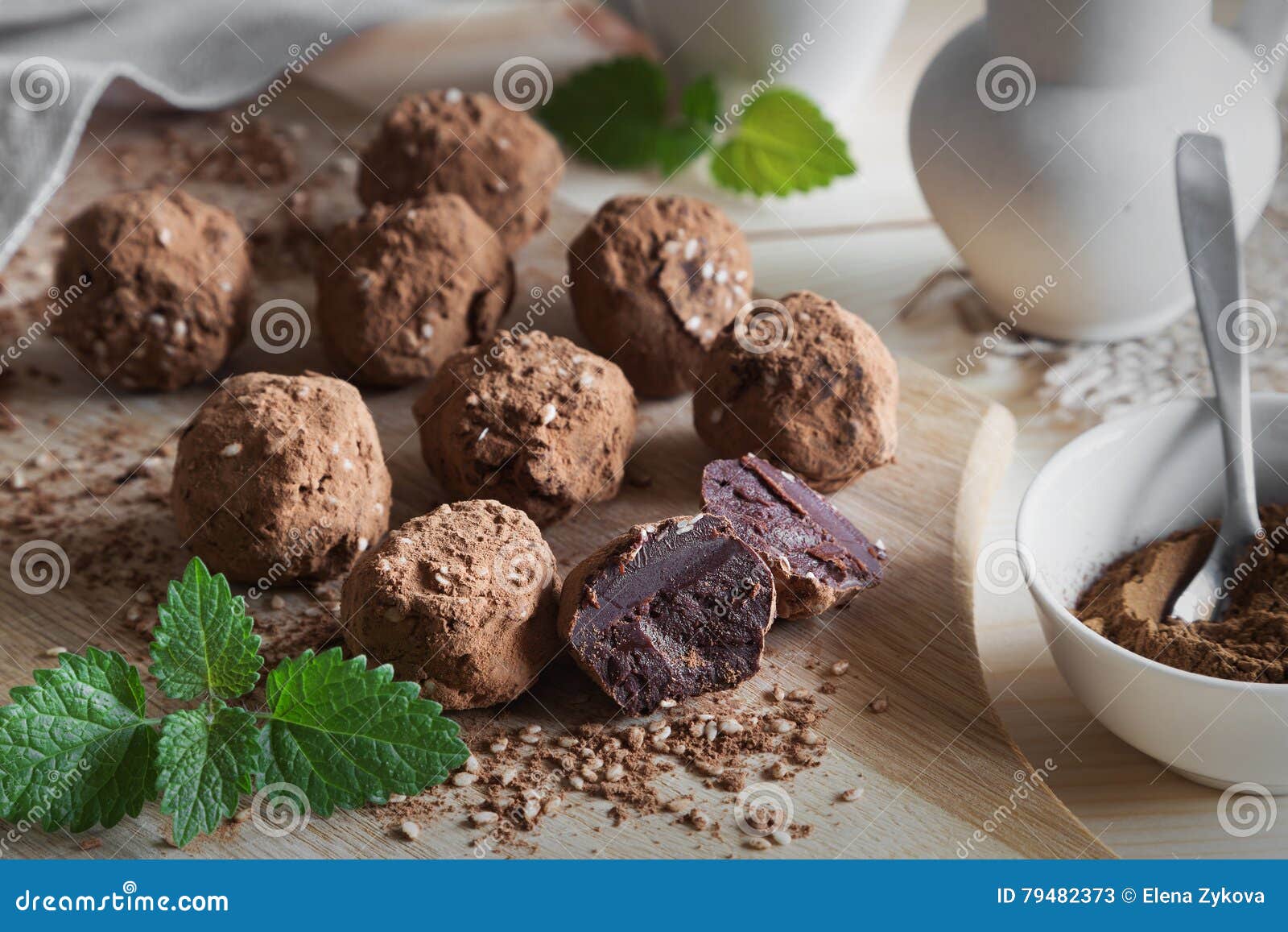 Chocolade Truffels Met Pepermunt Stock Afbeelding - Image of ...