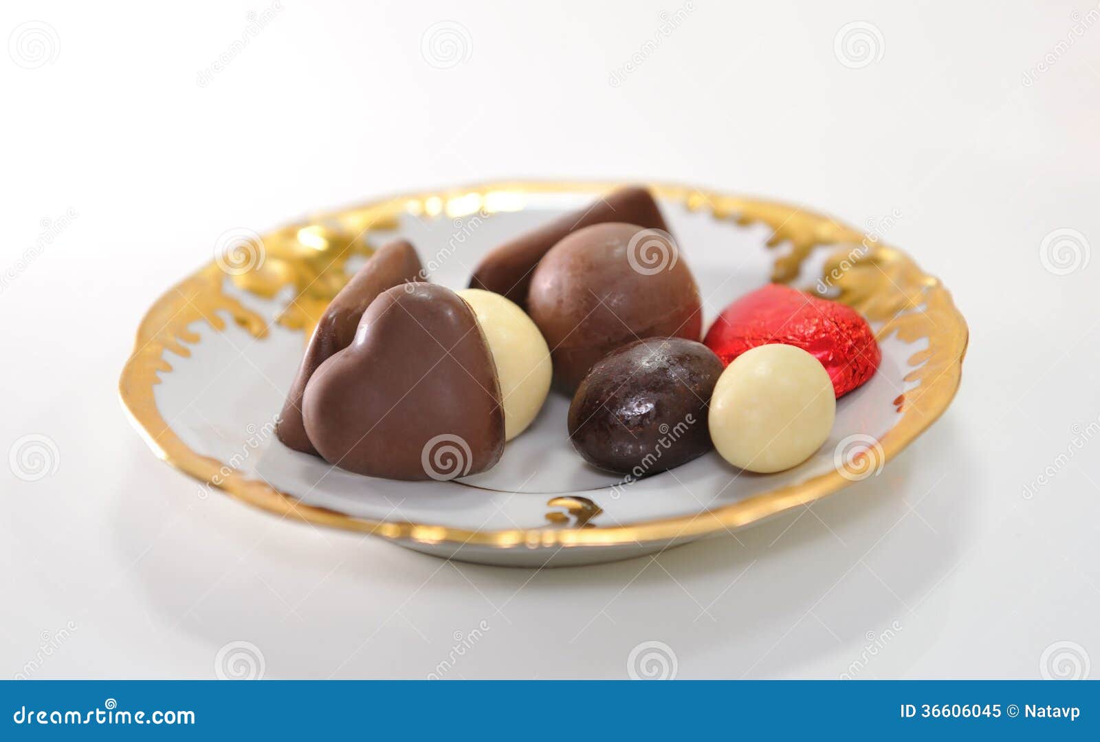 Chocolade Van Diverse Vormen Op Gouden Schotel. Stock Afbeelding ...