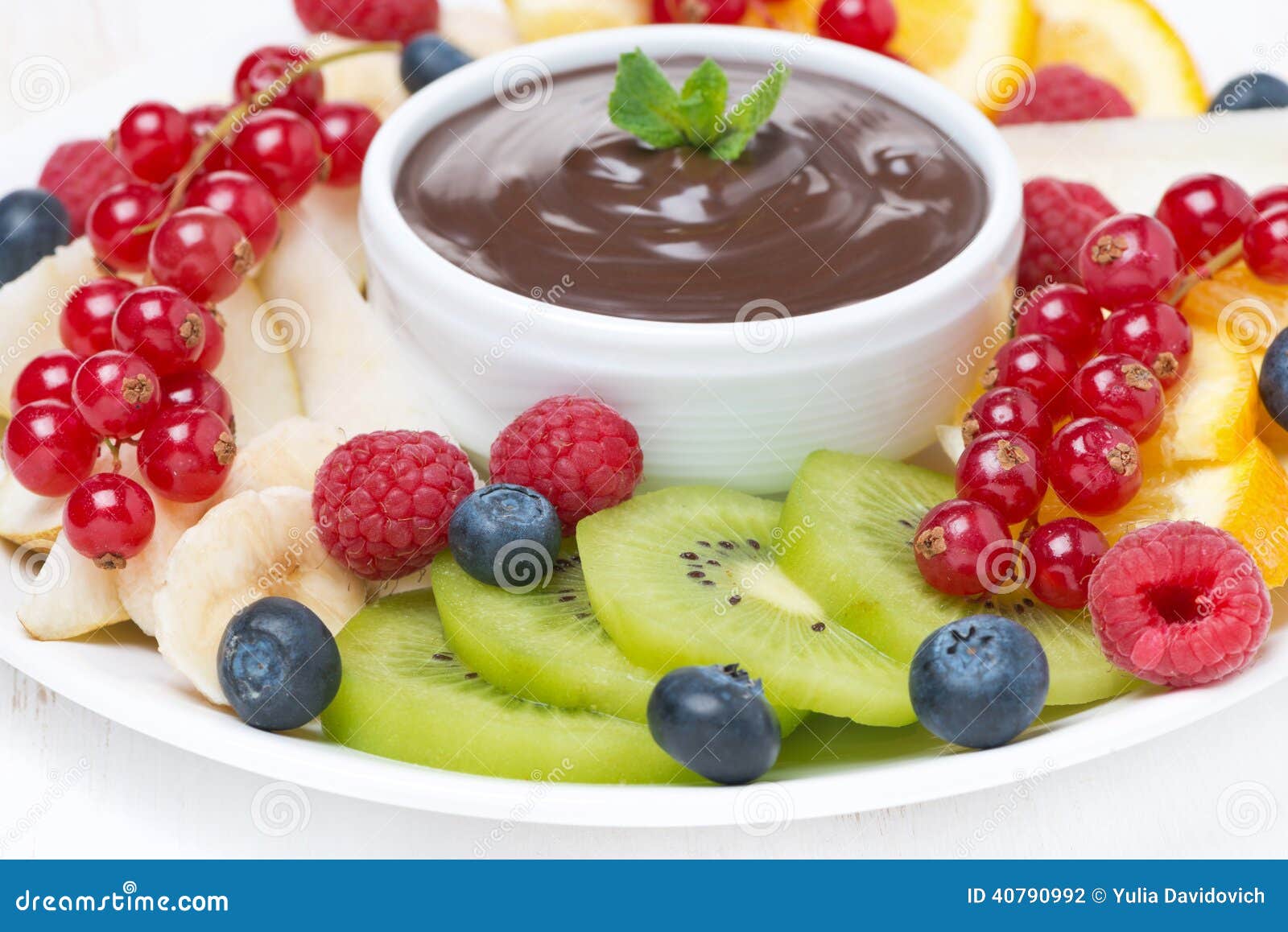Chocoladesaus, Vers Fruit En Bessen, Selectieve Nadruk Stock Foto ...