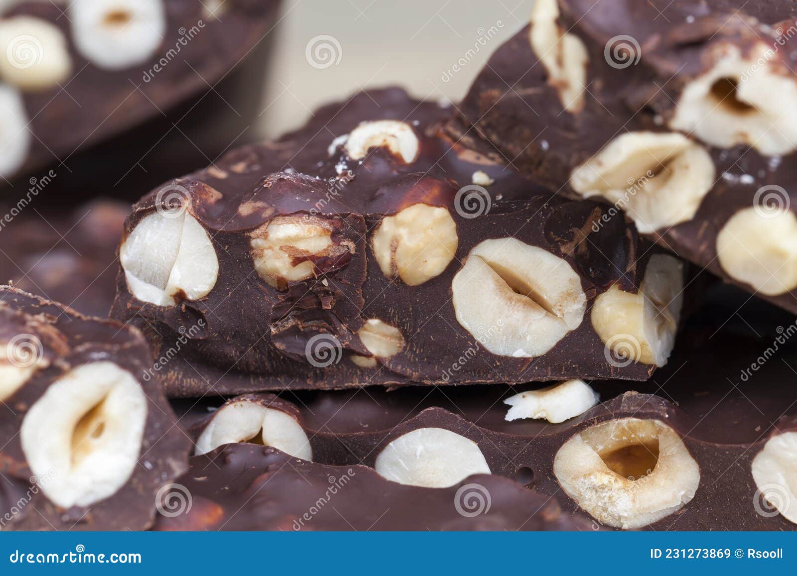 Chocolate Amargo Con Avellanas Caseras Imagen de archivo - Imagen de chocolate, bocado: 231273869