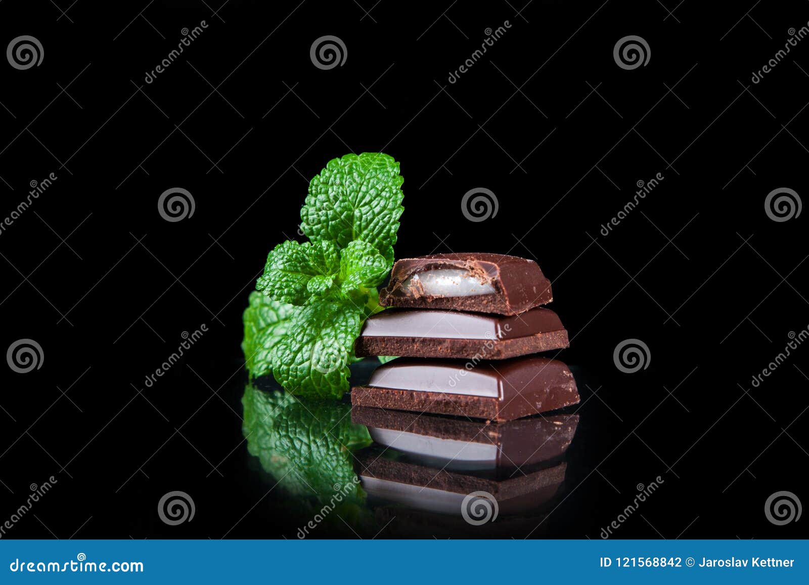 Chocolate Amargo Con El Relleno De La Menta Foto de archivo - Imagen de ...