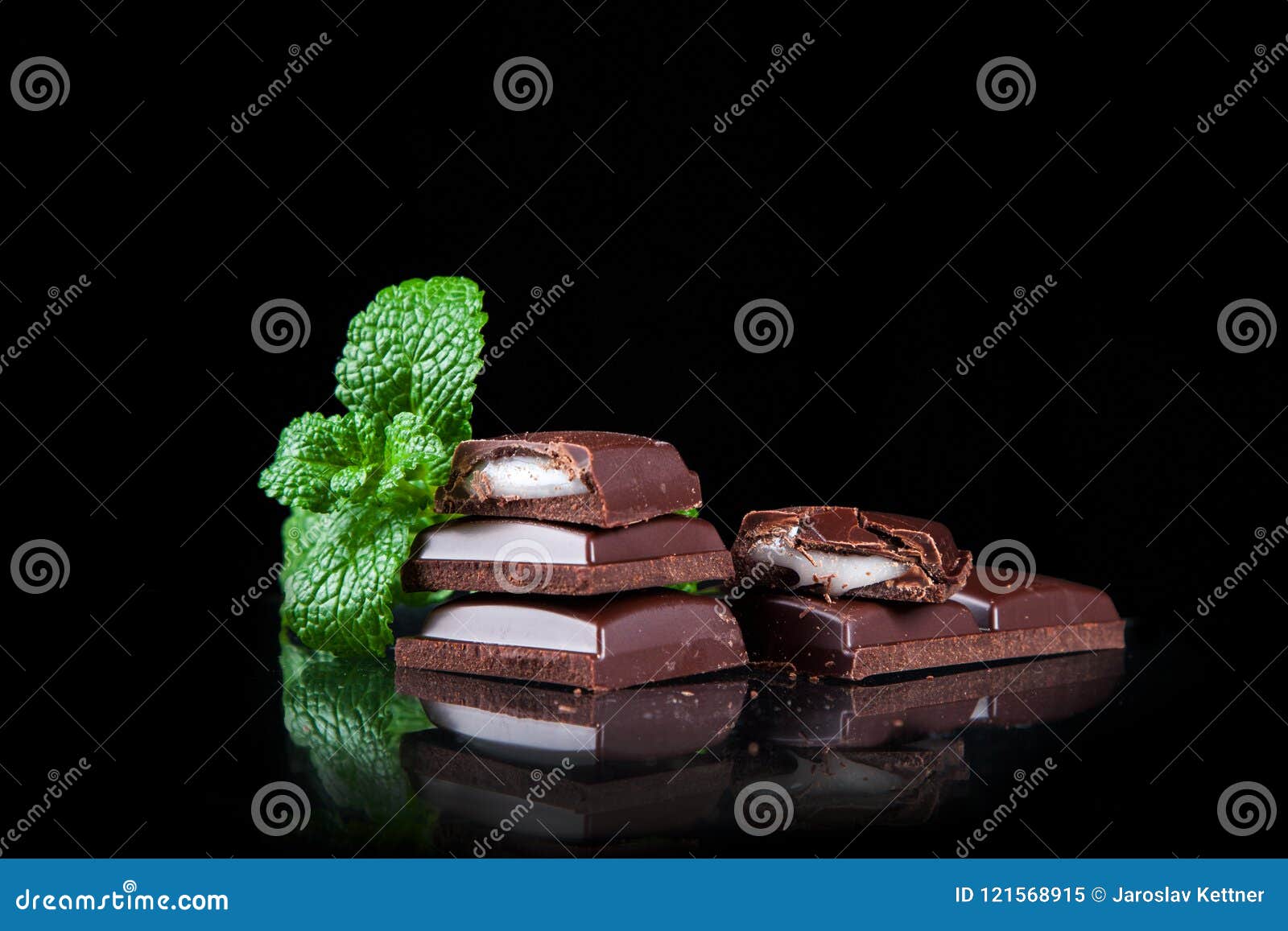 Chocolate Amargo Con El Relleno De La Menta Imagen de archivo - Imagen ...