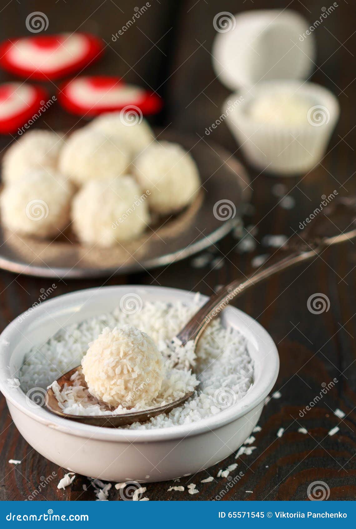 Chocolate Blanco Del Caramelo Hecho En Casa Con El Coco Imagen de ...