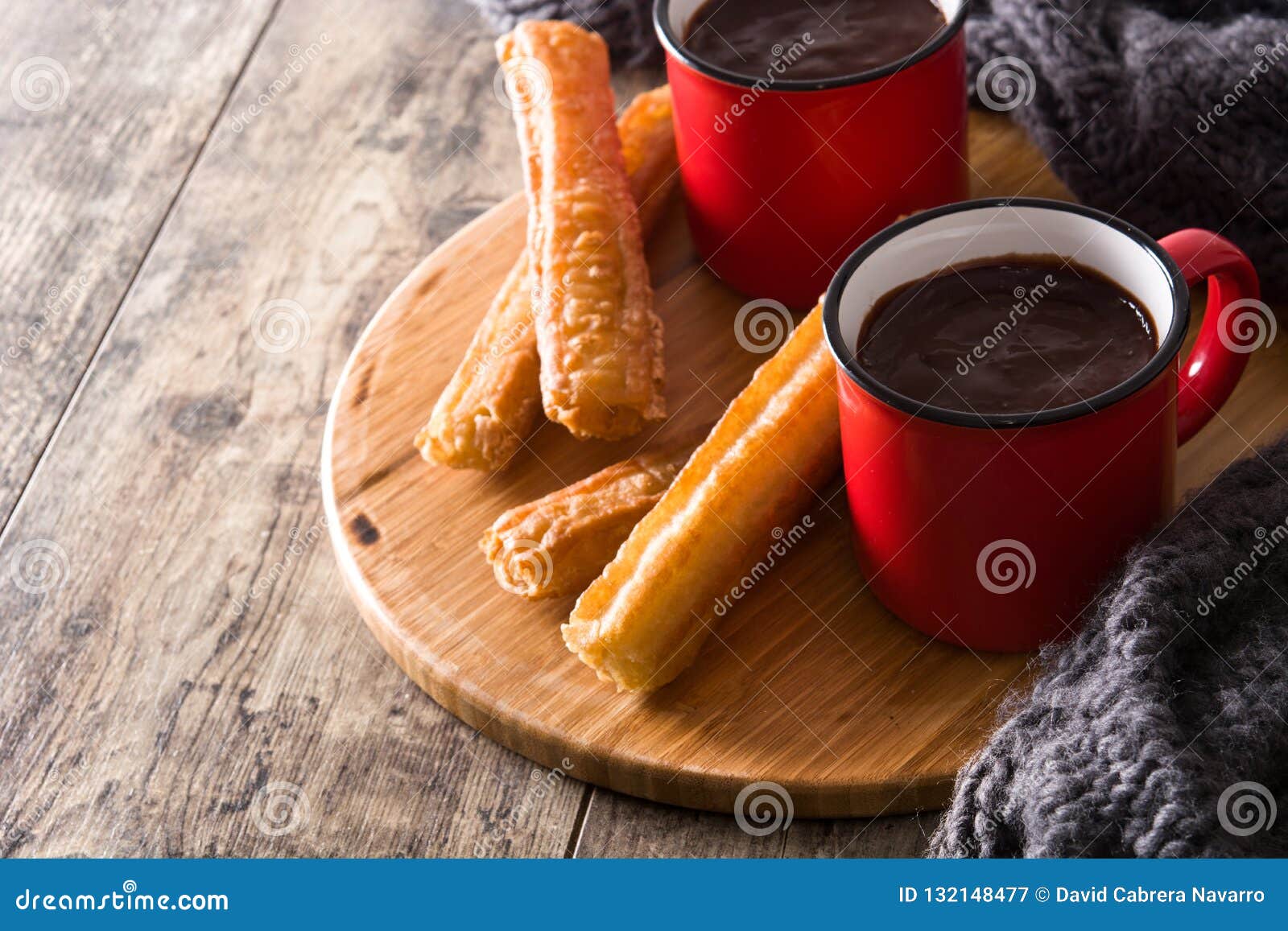 Chocolate Caliente Con Churros En La Tabla De Madera Imagen de archivo ...