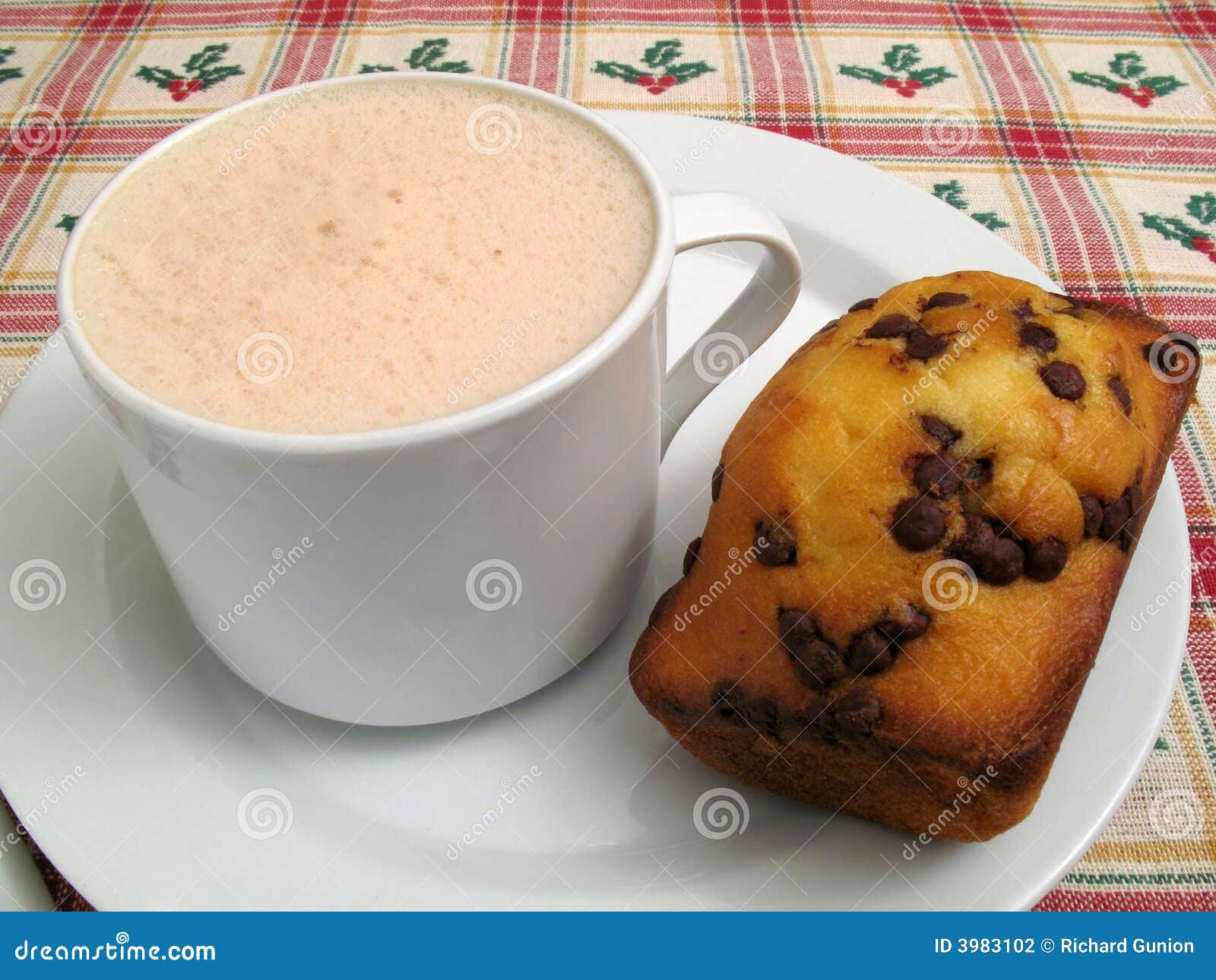 Chocolate caliente y torta foto de archivo. Imagen de navidad - 3983102