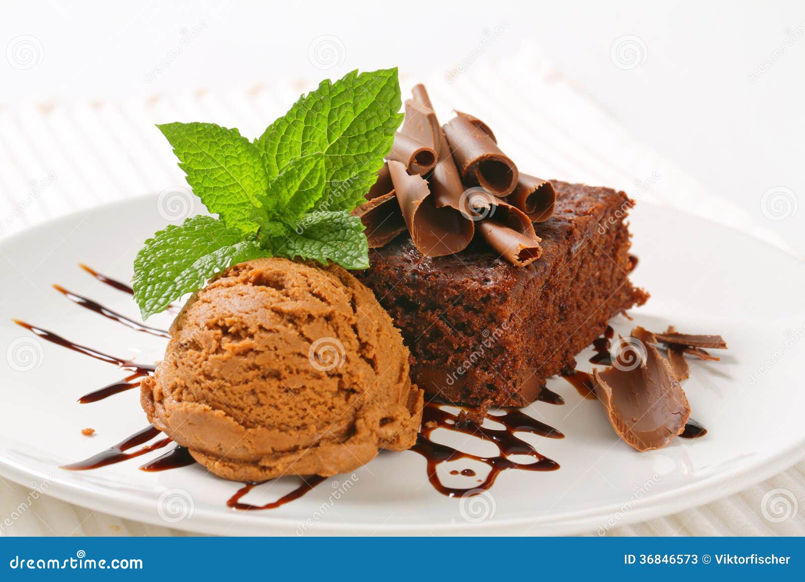 Chocolate Chip Brownie Con Helado Imagen de archivo - Imagen de duende ...