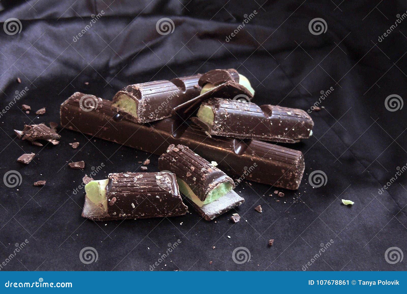 Chocolate Con El Relleno De La Menta Imagen de archivo - Imagen de ...