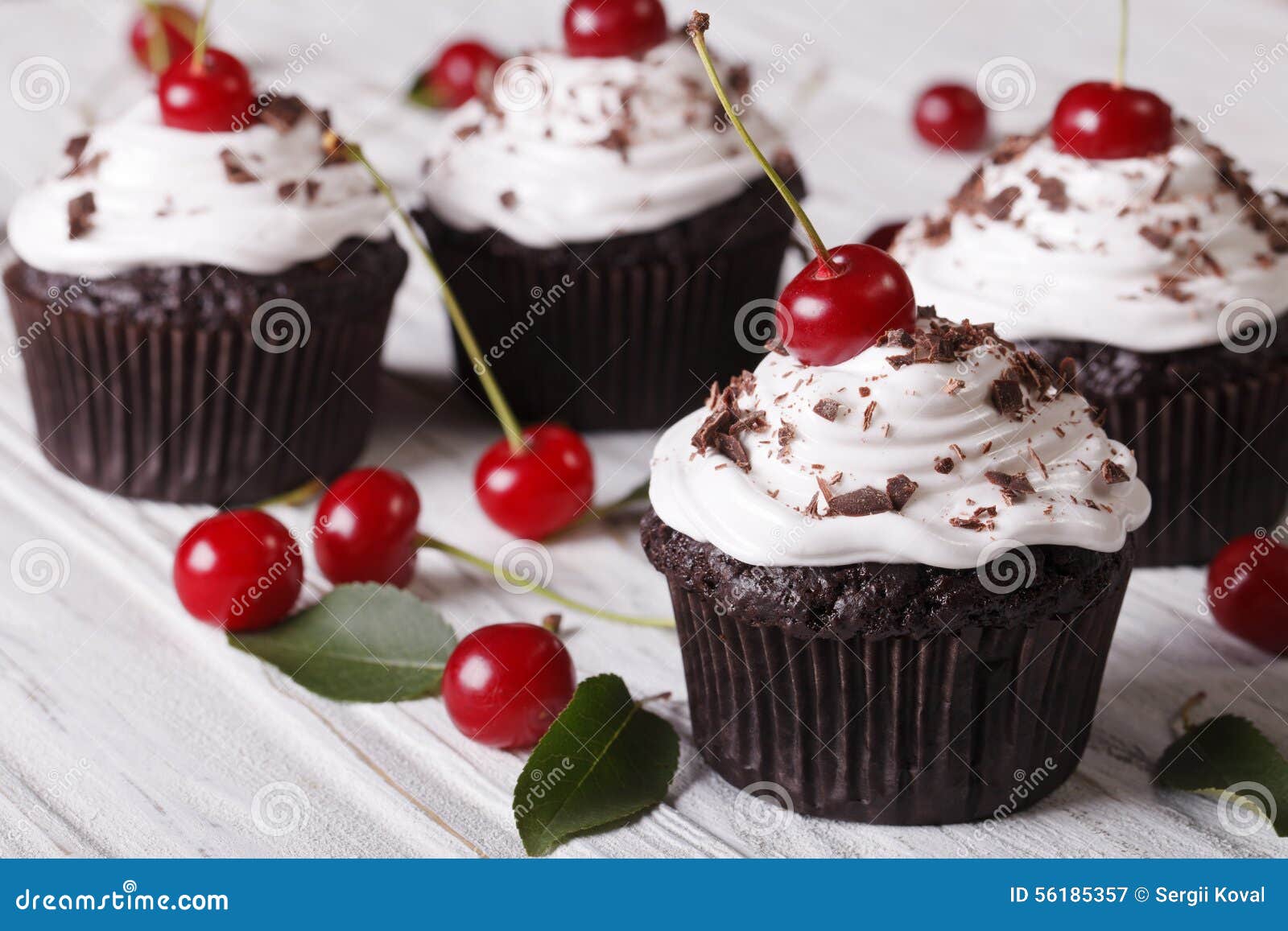 3,064 Chocolate Cupcake Chocolate Cream Horizontal Stock Photos - Free ...