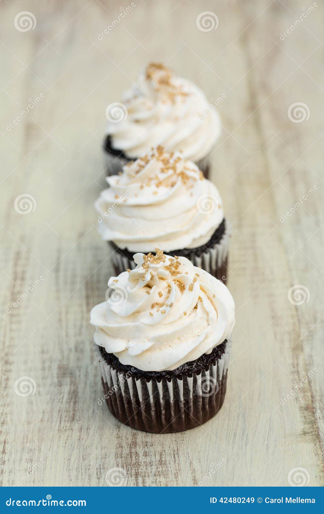 Chocolate Cupcakes in a Row with White Icing Stock Image - Image of ...