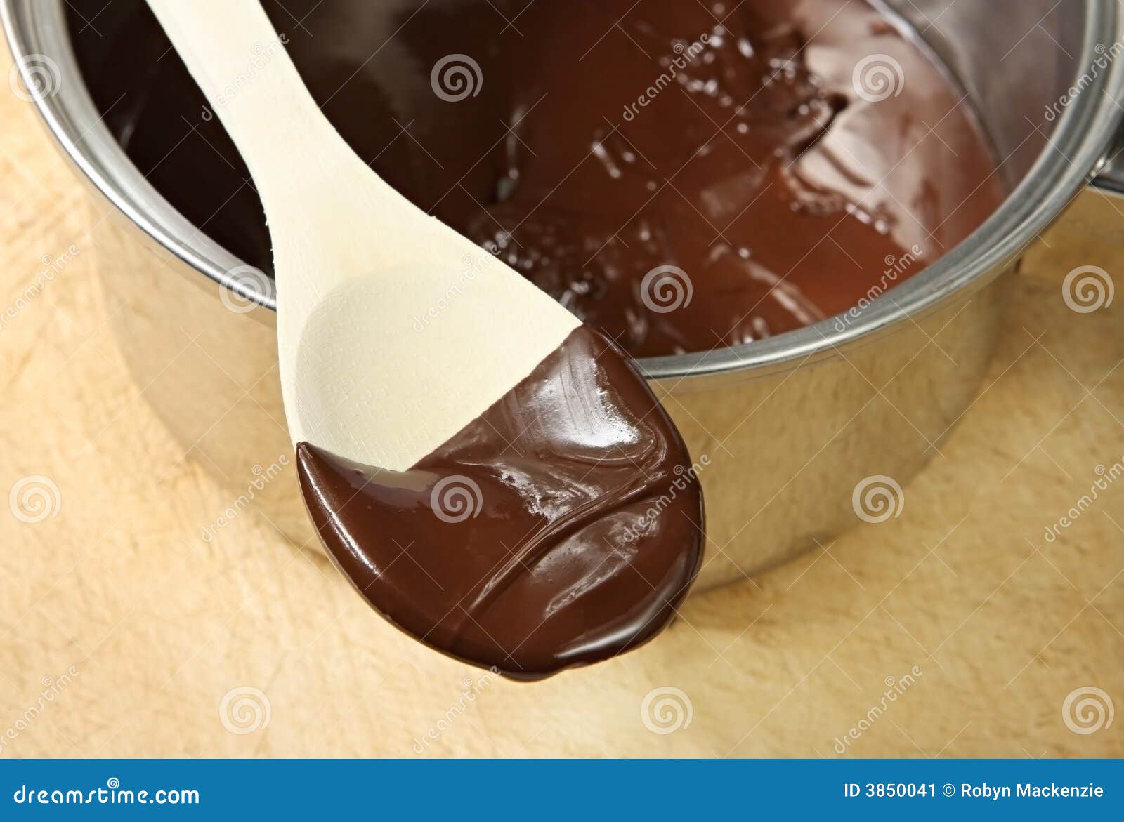 Chocolate derretido imagen de archivo. Imagen de alimento - 3850041