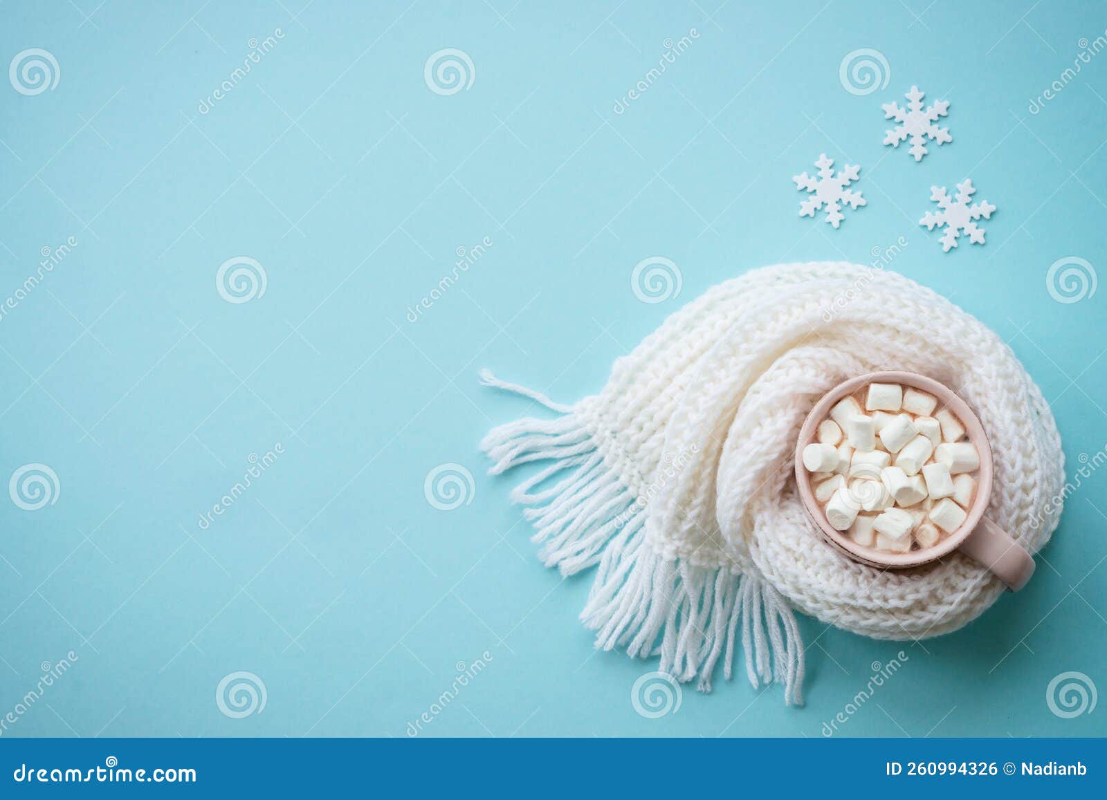 Chocolate Quente Com Marshmallow Em Azul. Foto de Stock - Imagem de ...