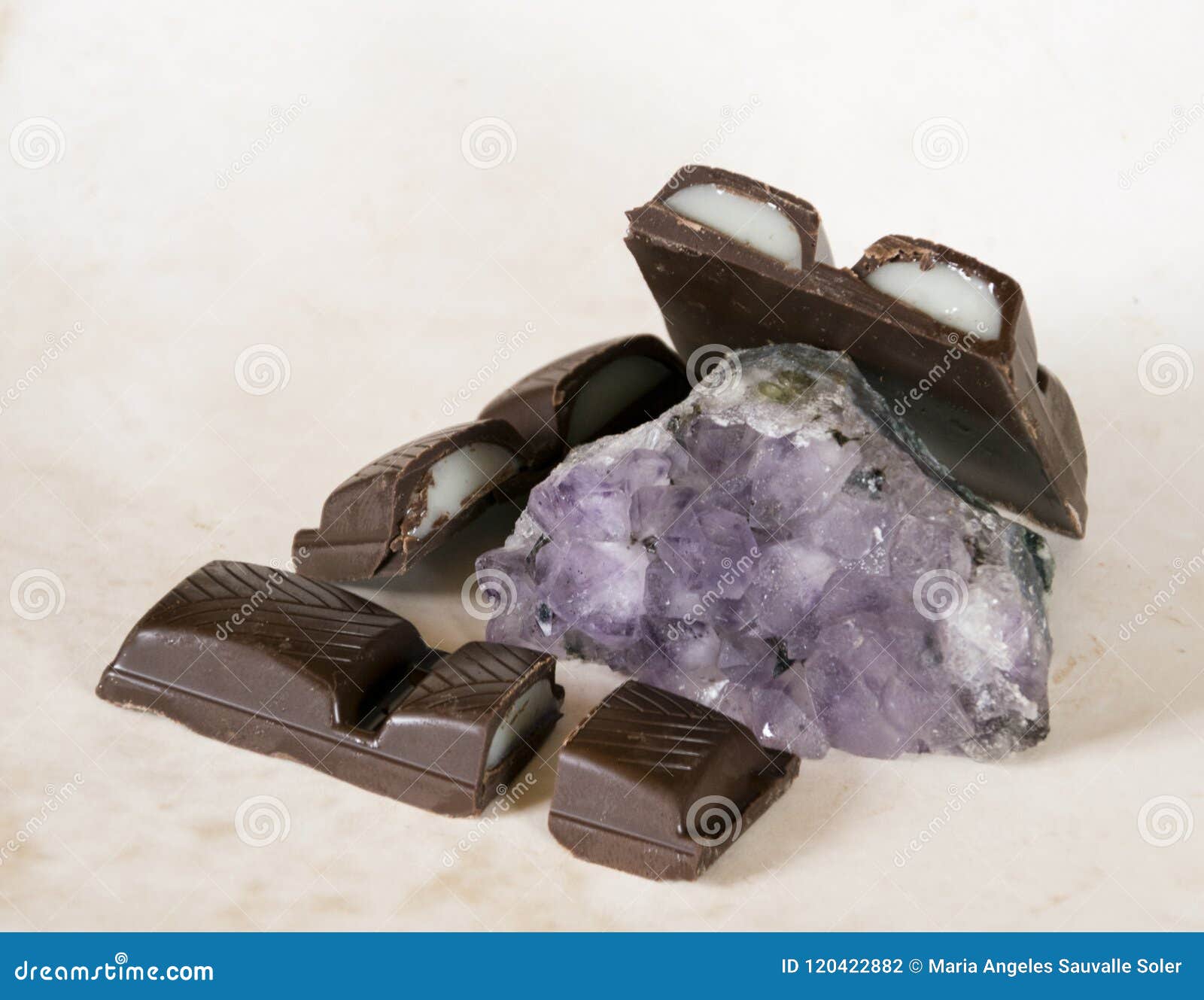 Chocolate relleno foto de archivo. Imagen de bocado - 120422882