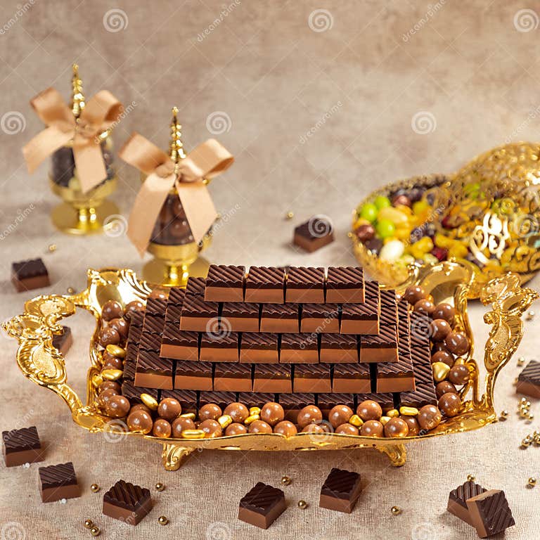 Chocolate Retangular No Tabuleiro Dourado Imagem de Stock - Imagem de ...