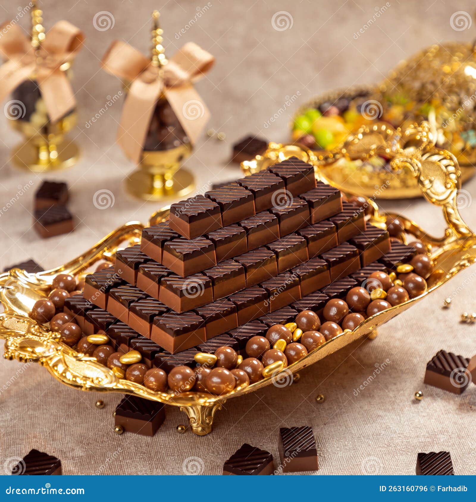 Chocolate Retangular No Tabuleiro Dourado Foto de Stock - Imagem de ...