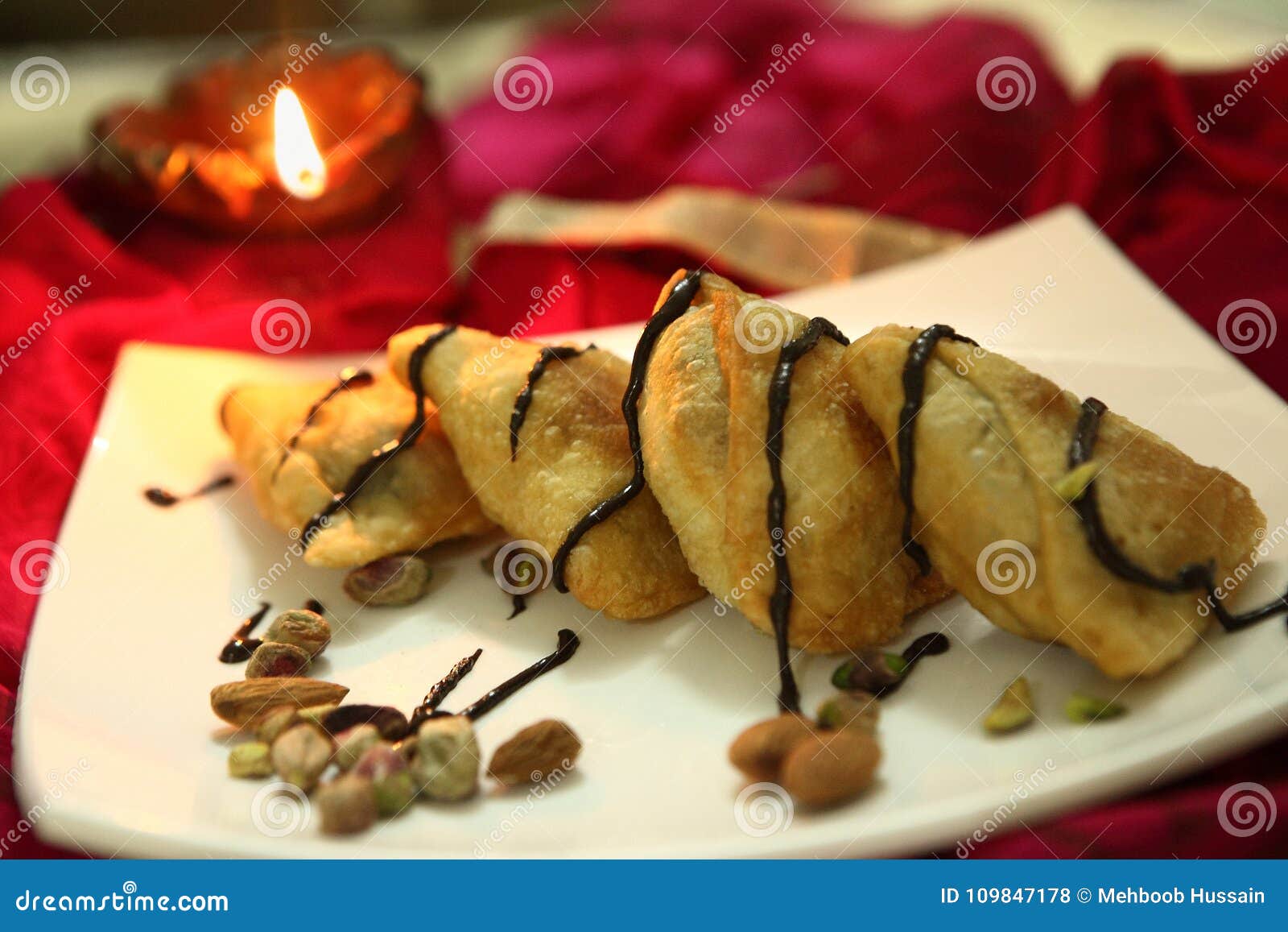 Chocolate Samosa, Chocolate Samboksa Foto de archivo - Imagen de ...