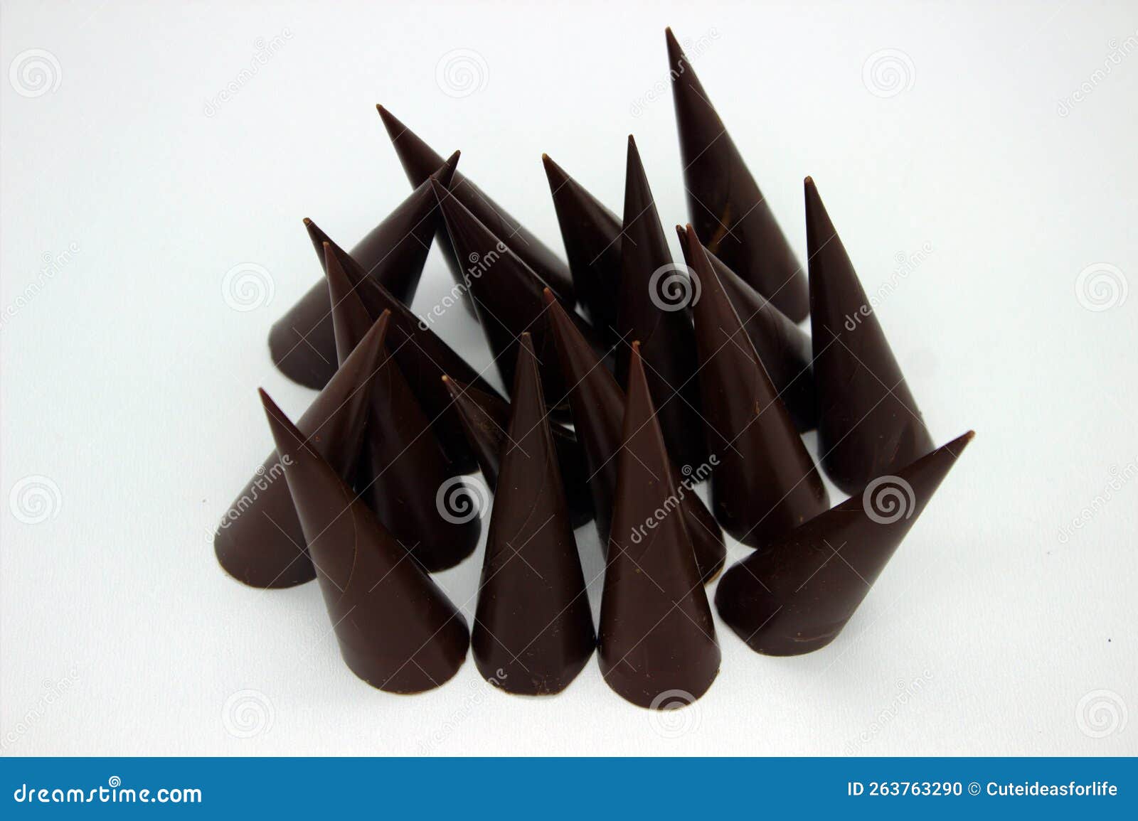 Chocolates Alargados Sobre Fondo Blanco Foto de archivo - Imagen de ...