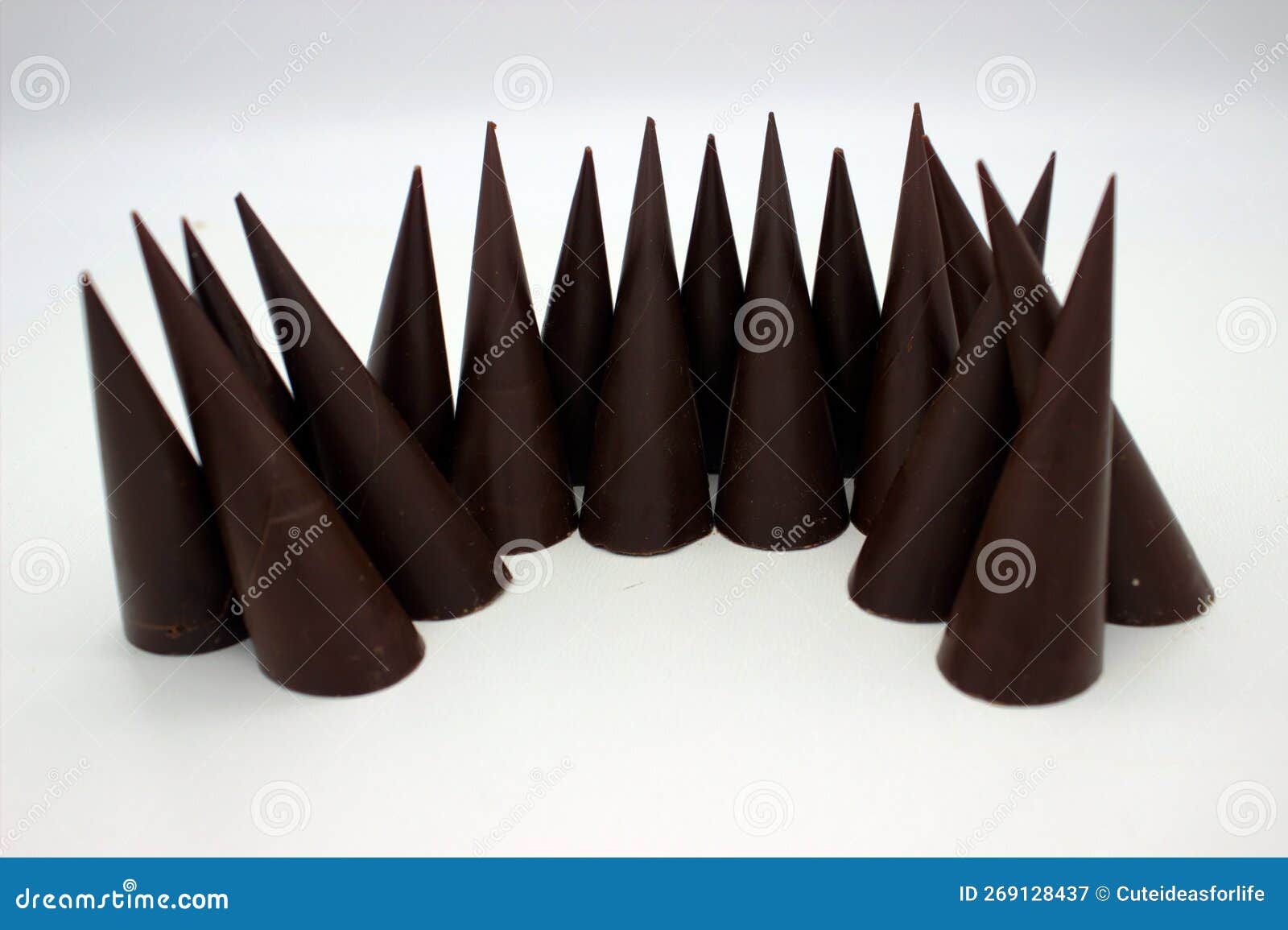 Chocolates Alargados Sobre Fondo Blanco Imagen de archivo - Imagen de ...