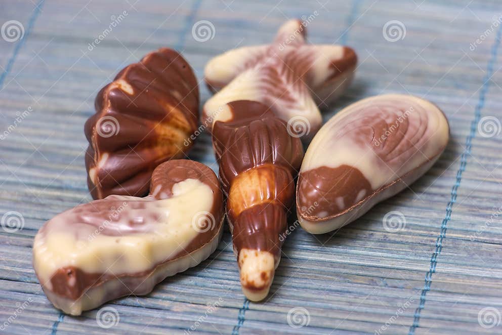 Chocolates Da Concha Do Mar Foto de Stock - Imagem de doces, alimento ...