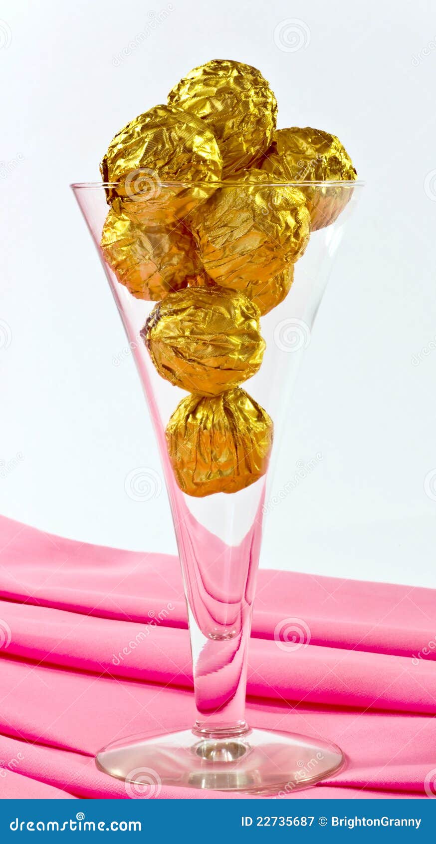 Chocolates de oro imagen de archivo. Imagen de caramelo - 22735687