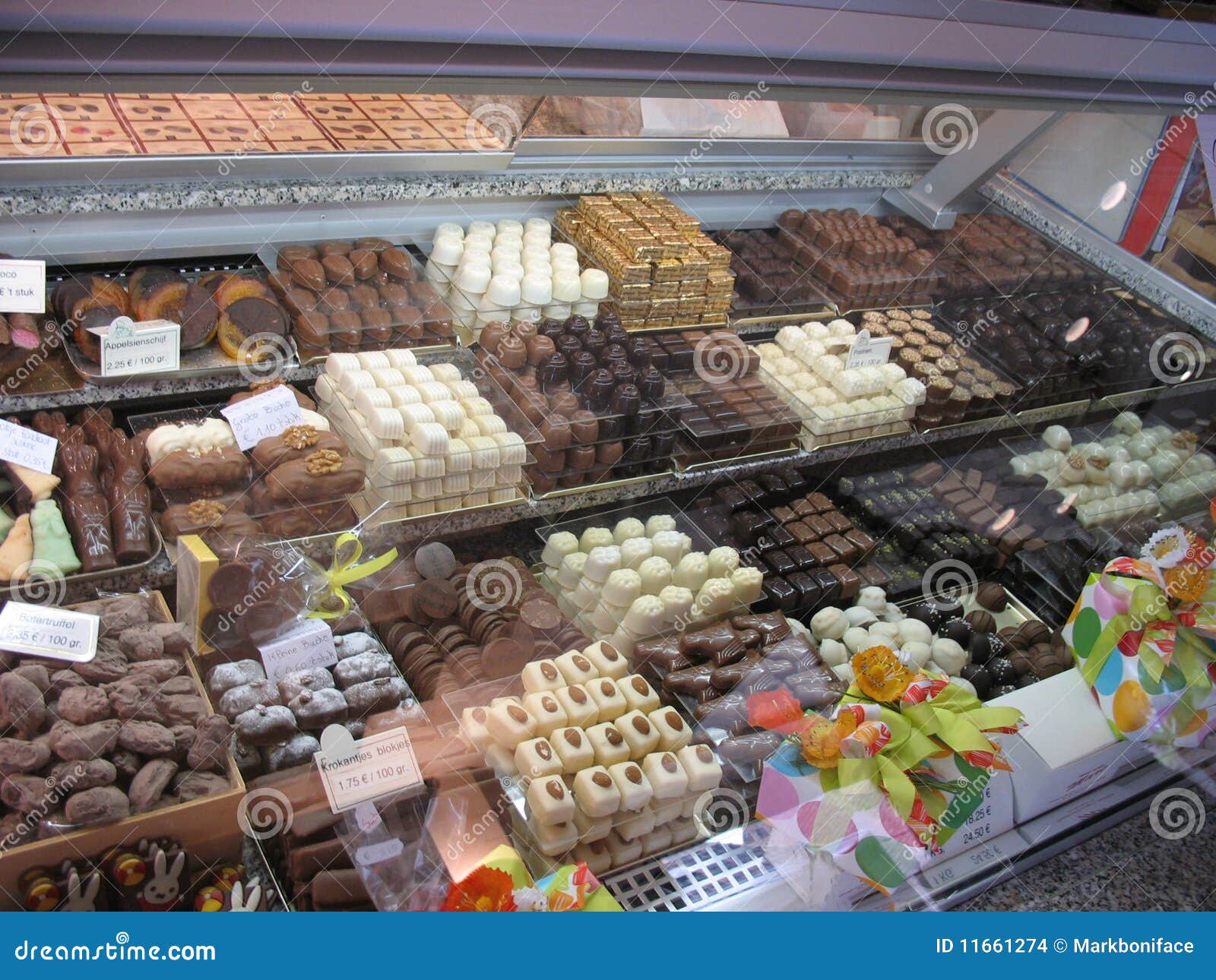 Chocolates en venta foto de archivo. Imagen de blanco - 11661274