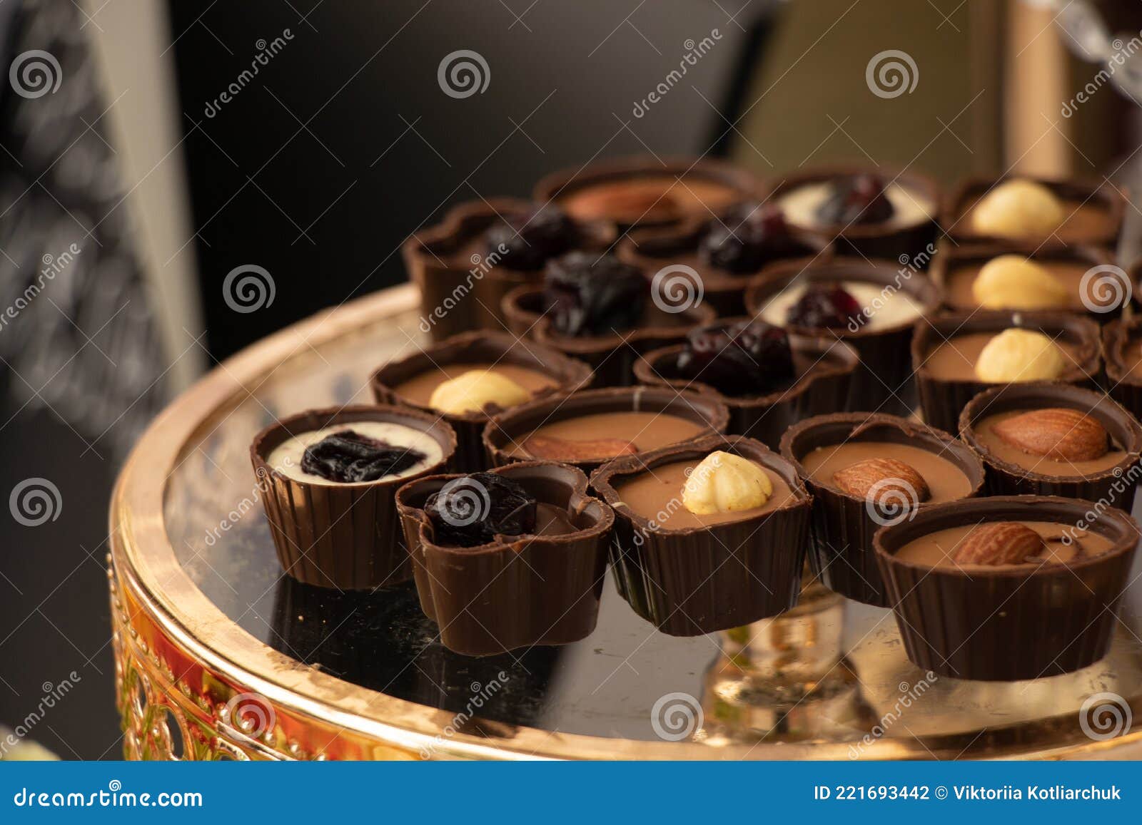 Chocolates Variados En Un Plato Foto de archivo - Imagen de oscuro ...