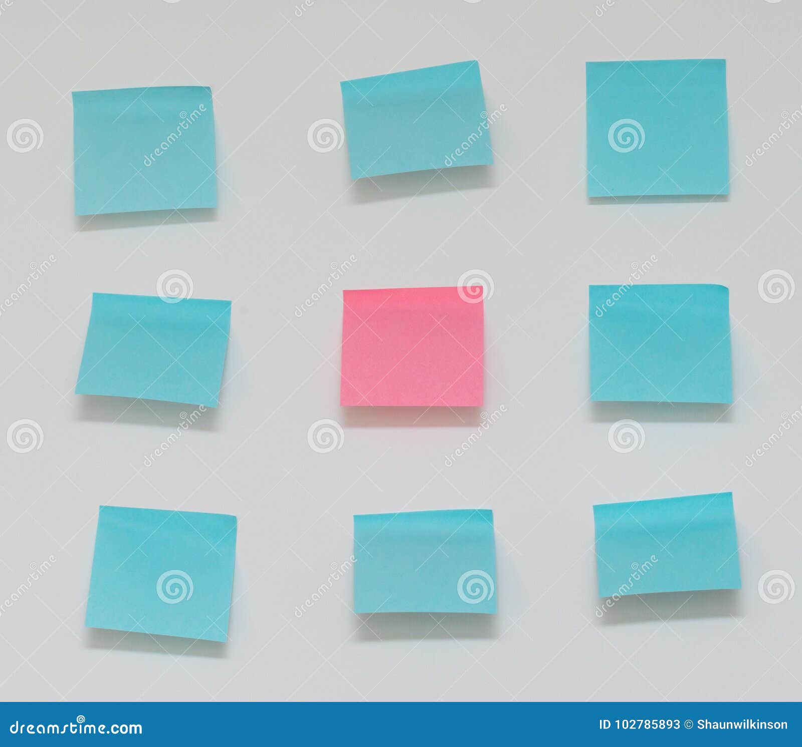 Choisissez La Note De Post-it Rose En Mer Des Notes De Post-it Bleues ...