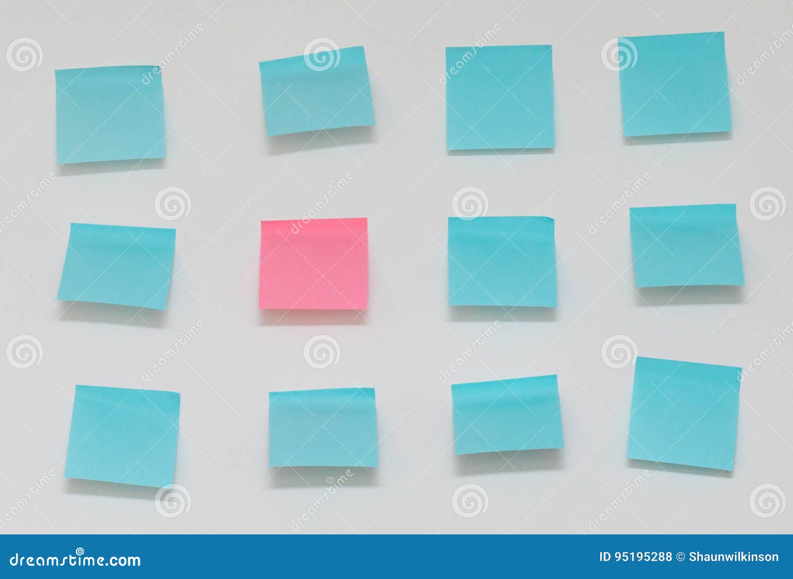 Choisissez La Note De Post-it Rose En Mer Des Notes De Post-it Bleues ...