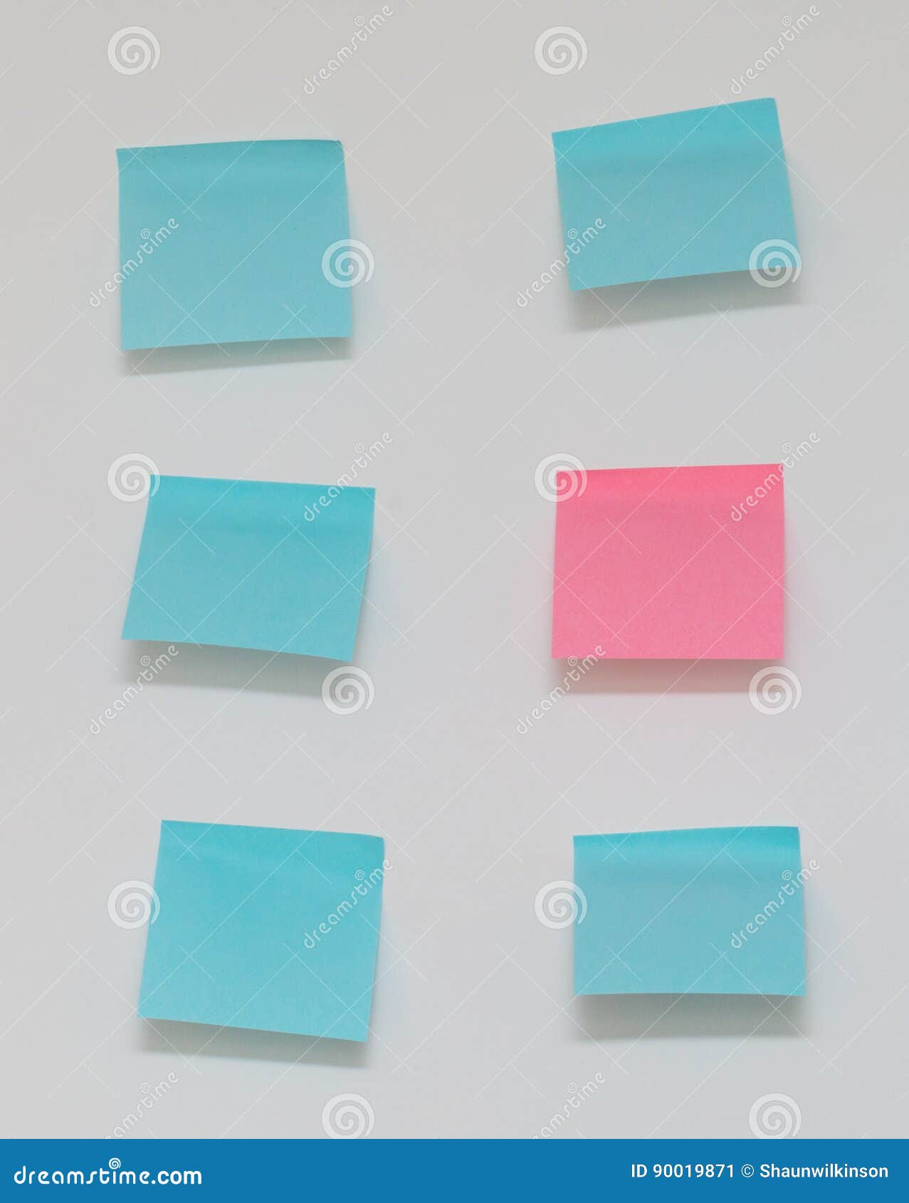Choisissez La Note De Post-it Rose En Mer Des Notes Bleues De Courrier ...