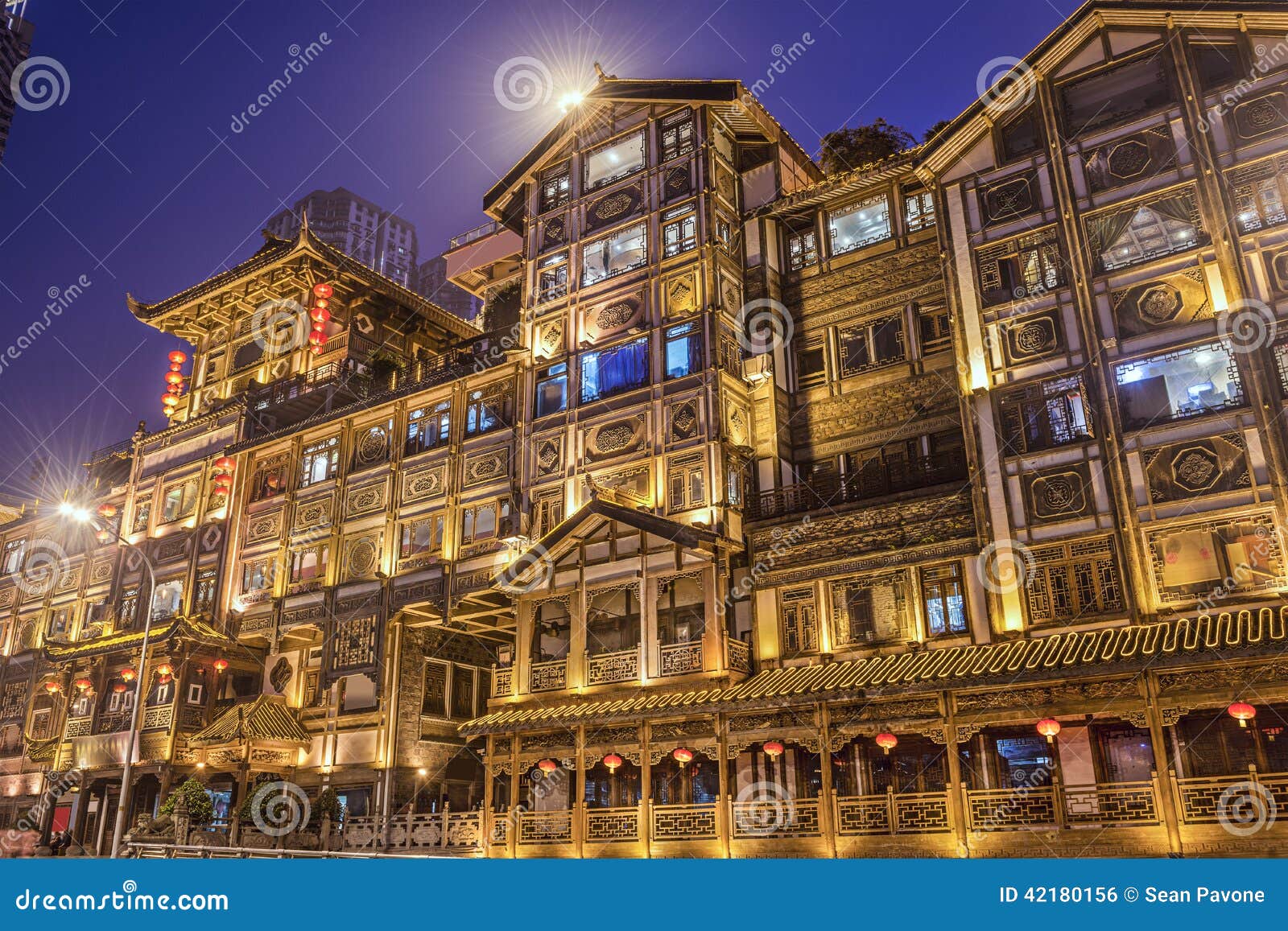 Chongqing a Hongyadong fotografia stock. Immagine di costruzioni - 42180156