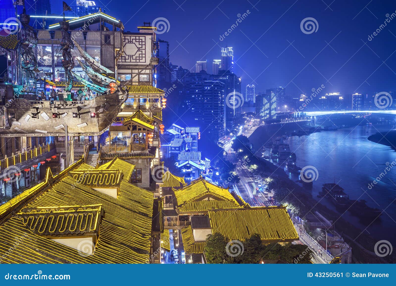 Chongqing a Hongyadong immagine stock. Immagine di architettura - 43250561