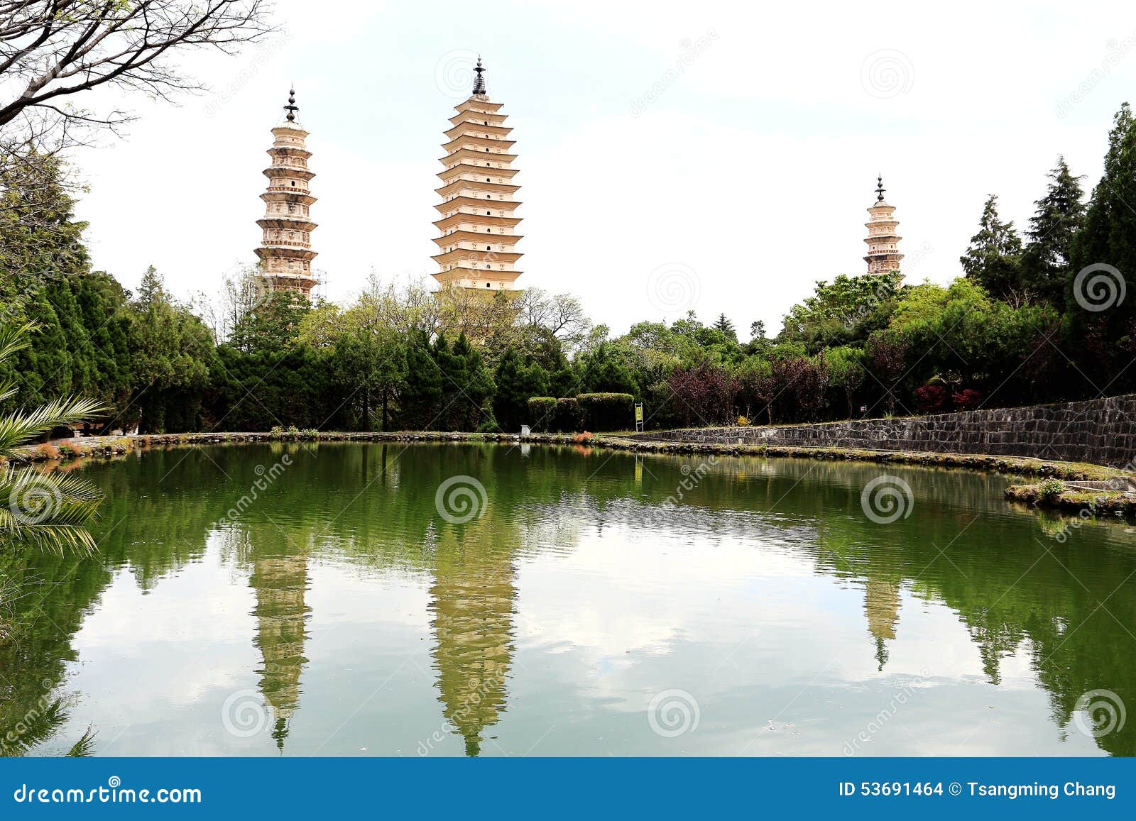 Chongshen Tempel Och Tre Pagoder I Dali Yunnan Landskap Kina Arkivfoto ...