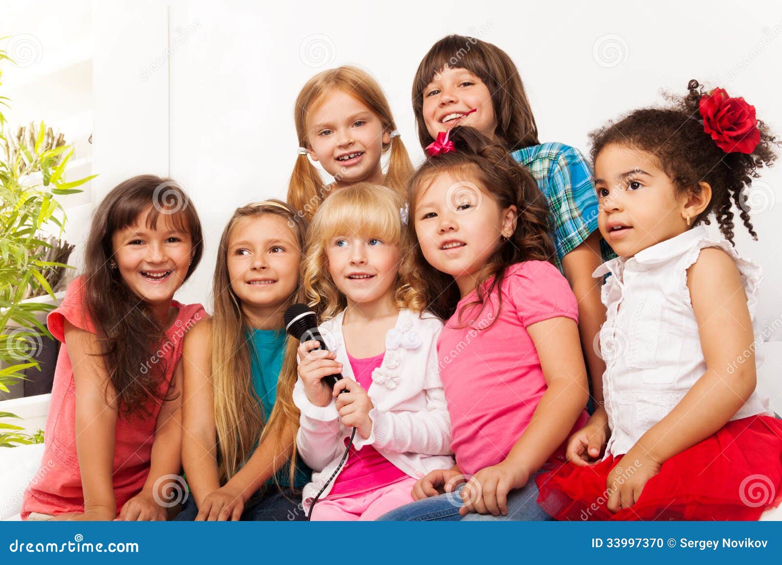 Chor von Kindern singen stockfoto. Bild von karaoke, sieben - 33997370
