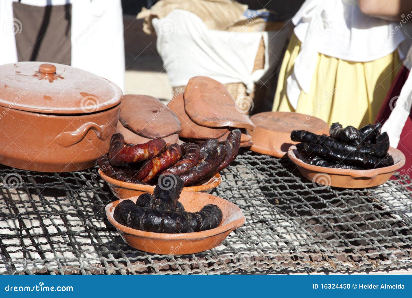 Chorizo asado a la parilla foto de archivo. Imagen de horizontal - 16324450