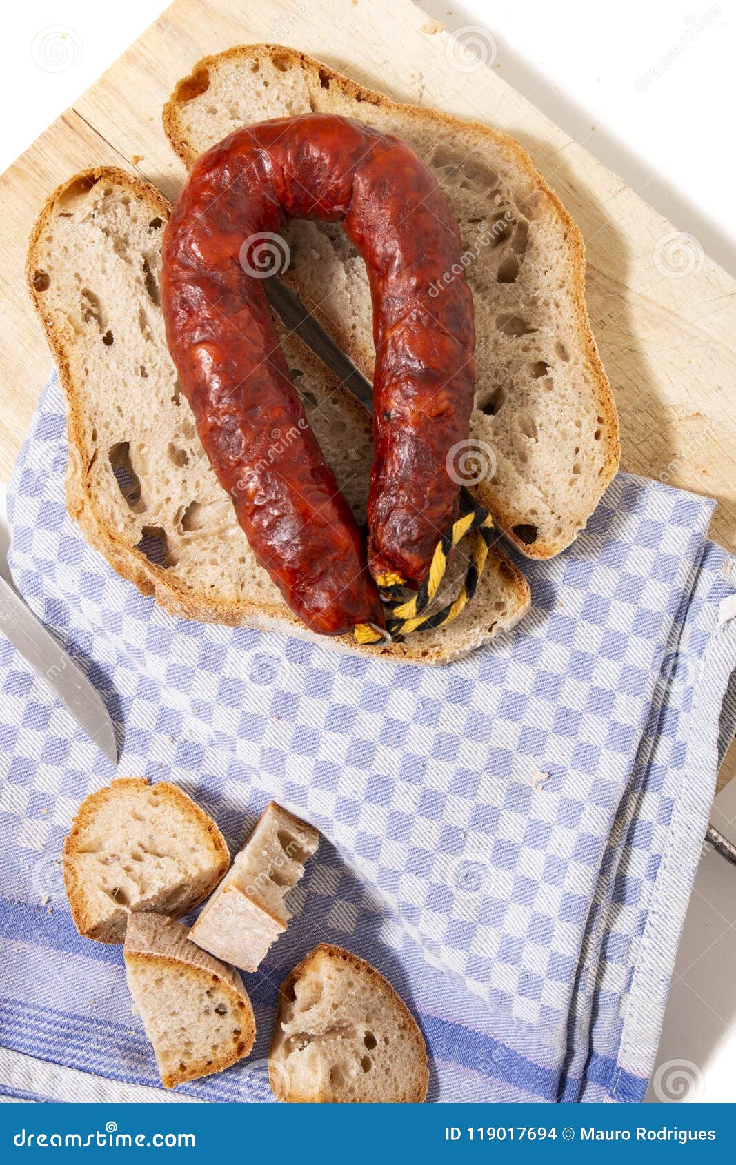 Chorizo y pan tradicional foto de archivo. Imagen de curado - 119017694