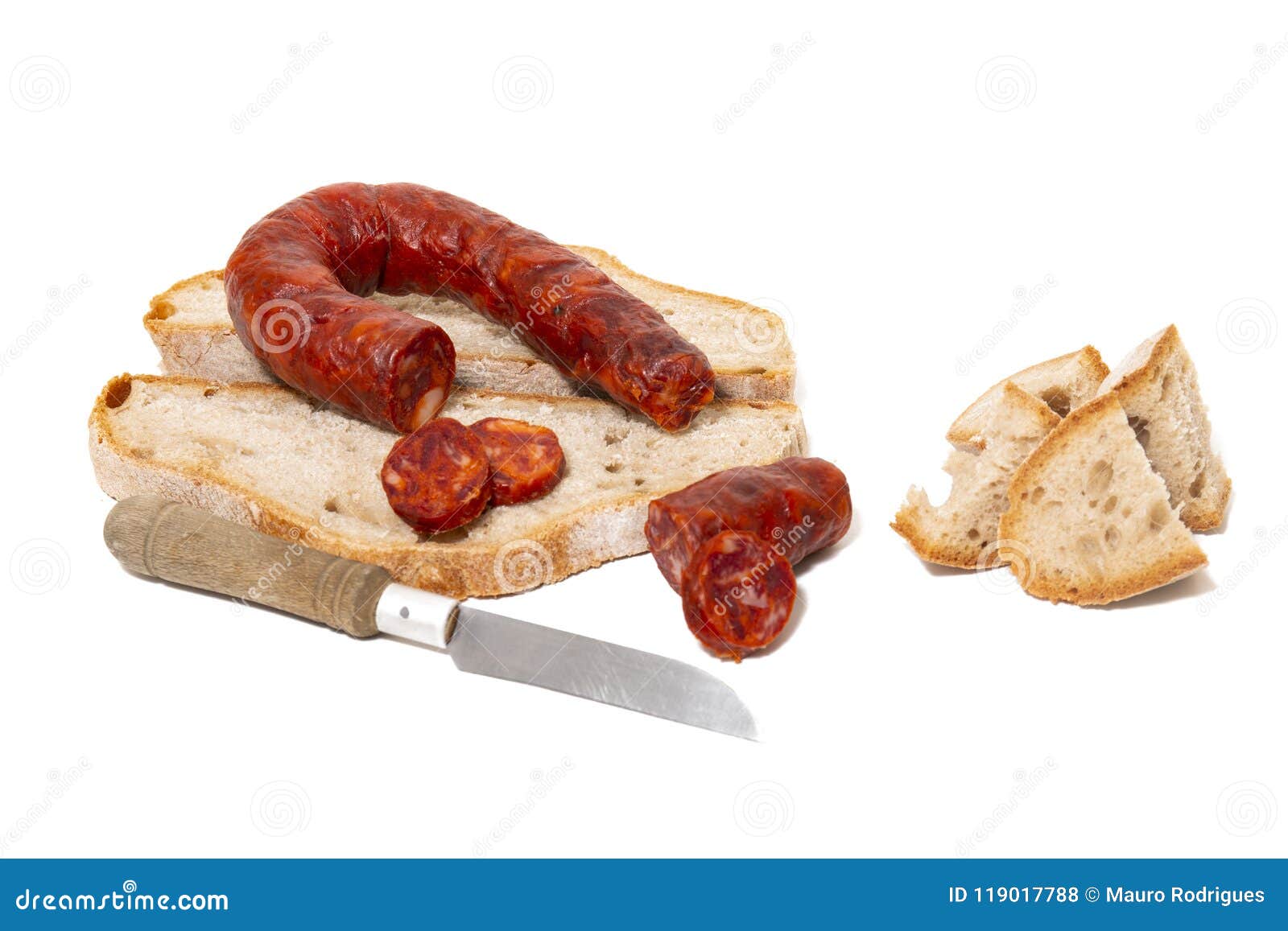Chorizo y pan tradicional foto de archivo. Imagen de ibérico - 119017788