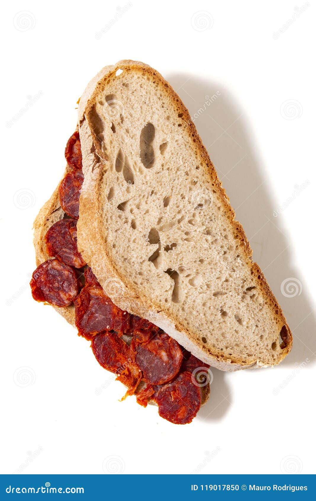 Chorizo y pan tradicional foto de archivo. Imagen de blanco - 119017850
