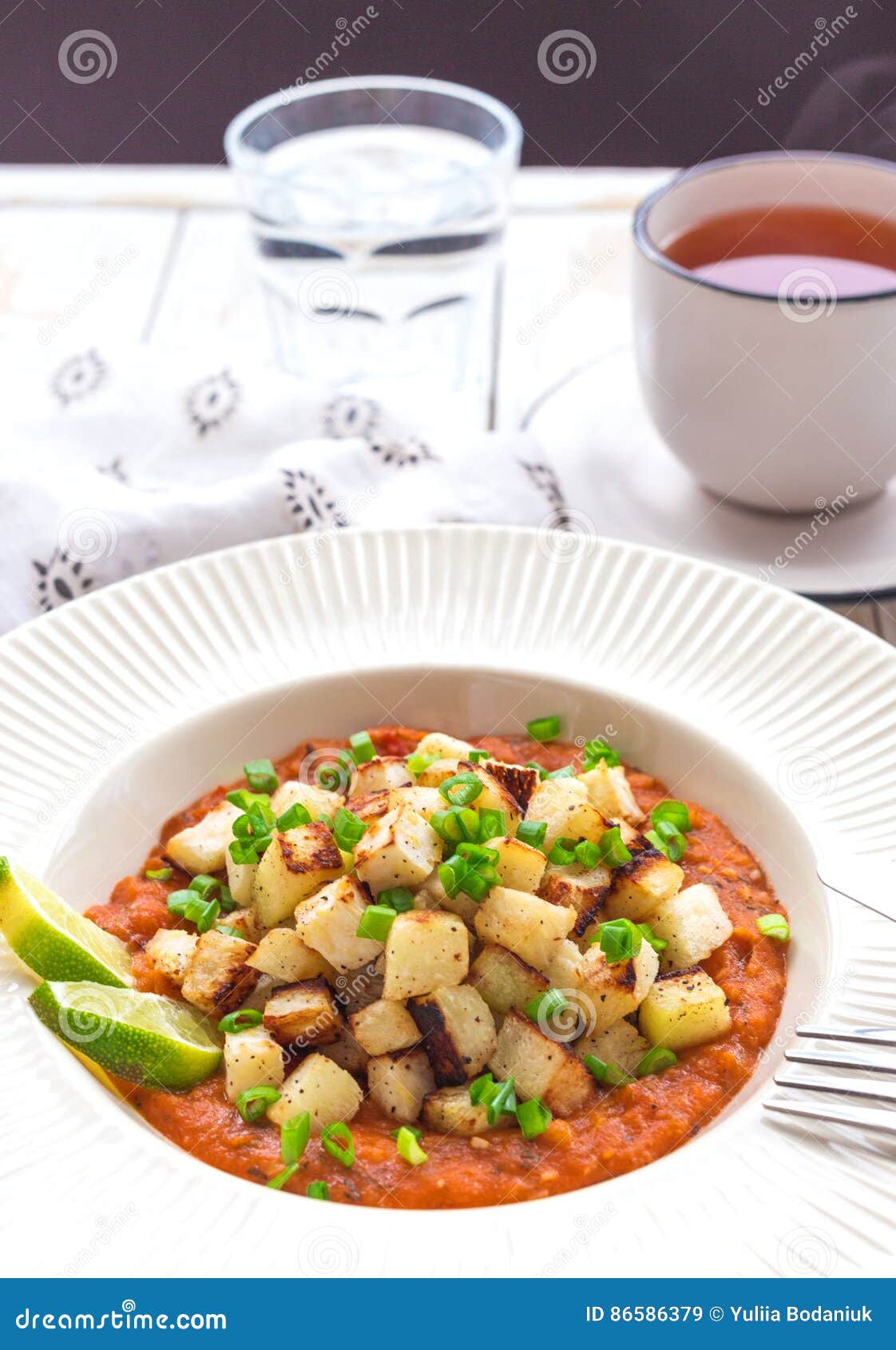 Chou Cuit De Chou-rave Avec Le Sause De Chaux Et De Tomate Image stock ...