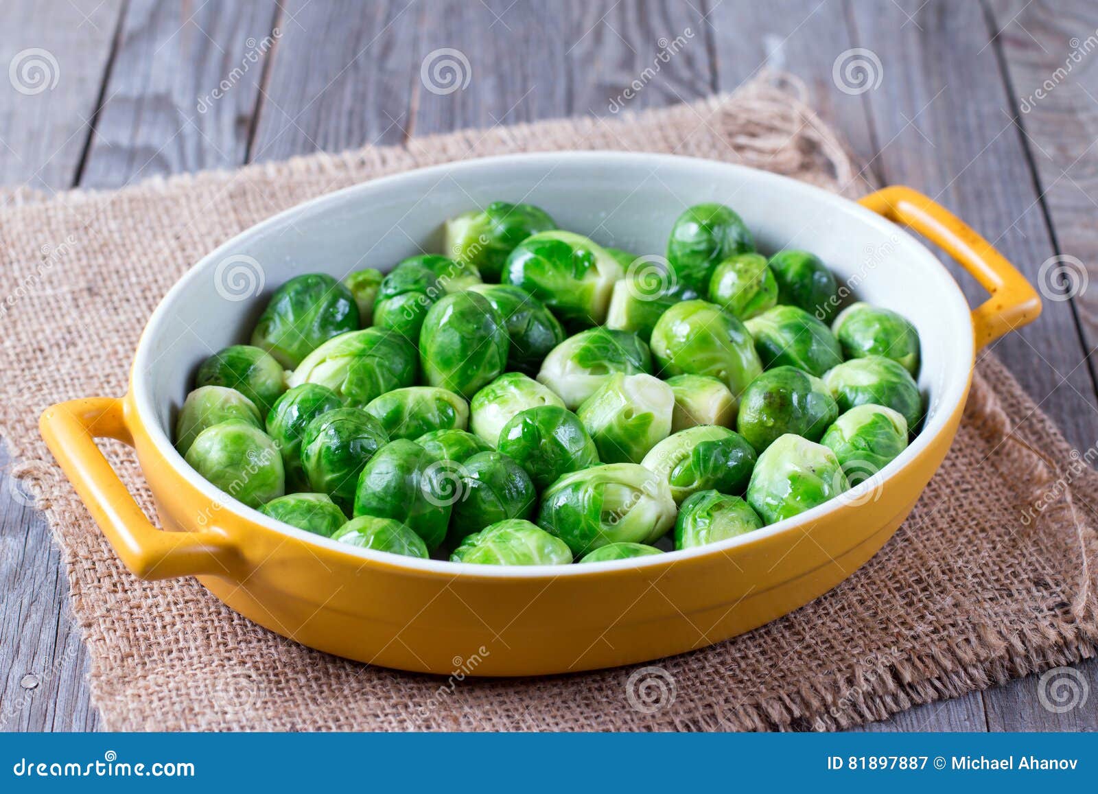 Choux De Bruxelles Dans Le Plat De Cuisson Image stock - Image du ...