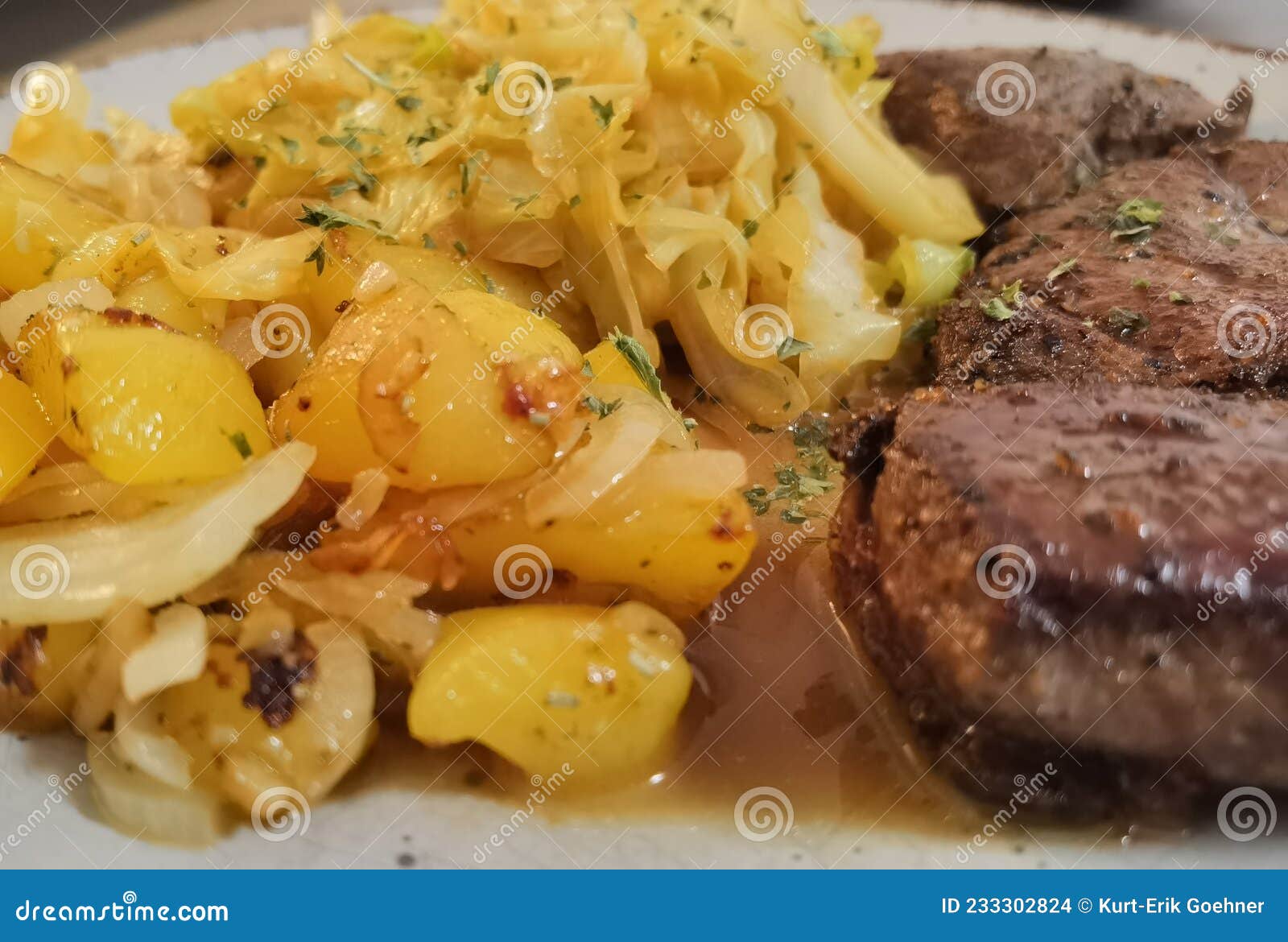 Choux Frits Et Pointus Avec Viande Photo stock - Image du seafood, chou ...