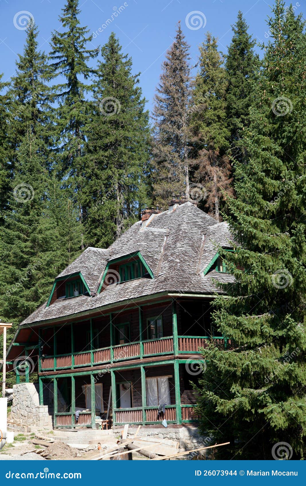 Choza foto de archivo. Imagen de destinaciones, rumania - 26073944